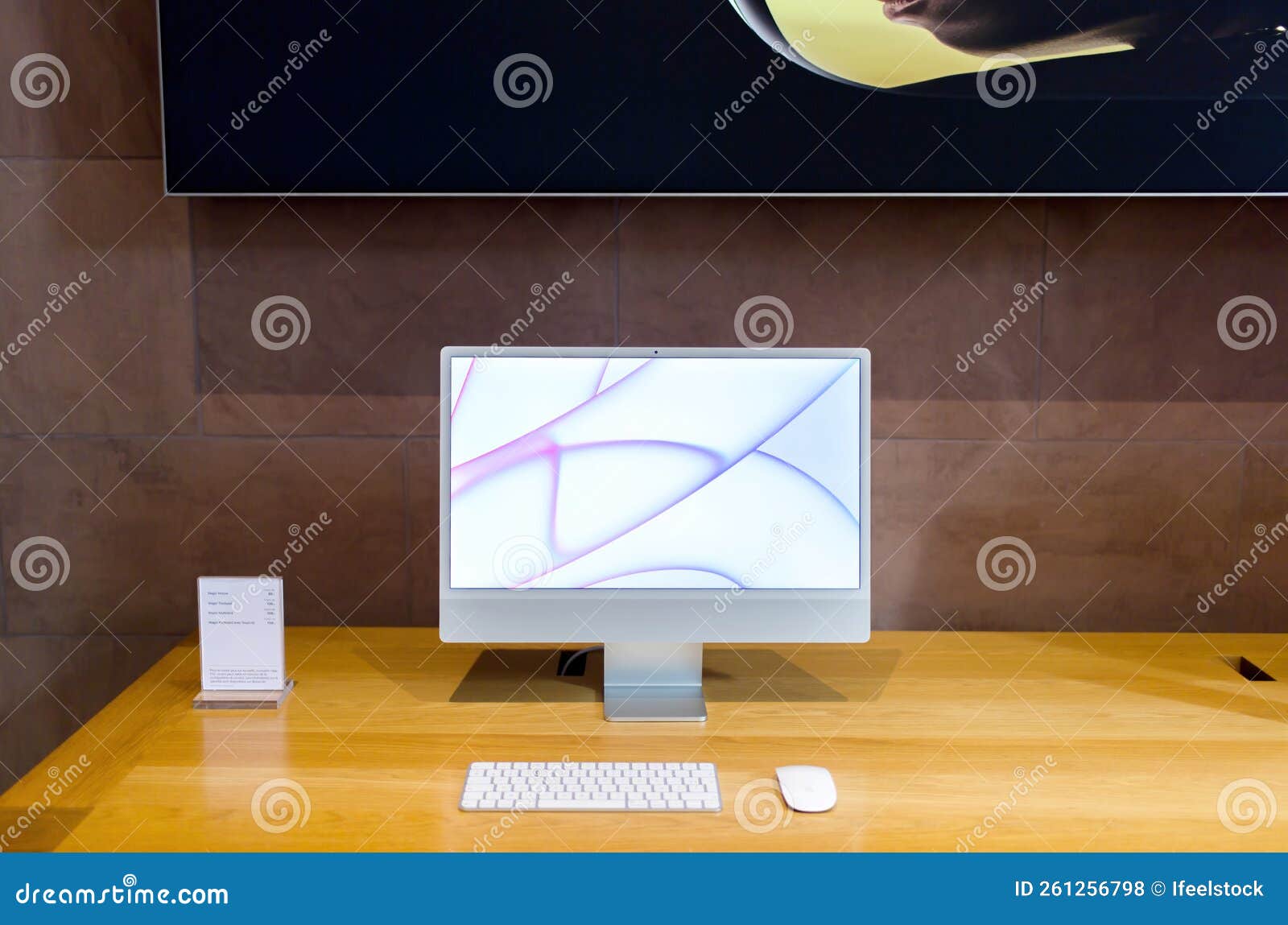 New Apple Computers IMac Computer Showing Random Wallpepr - M1 Cpu ...