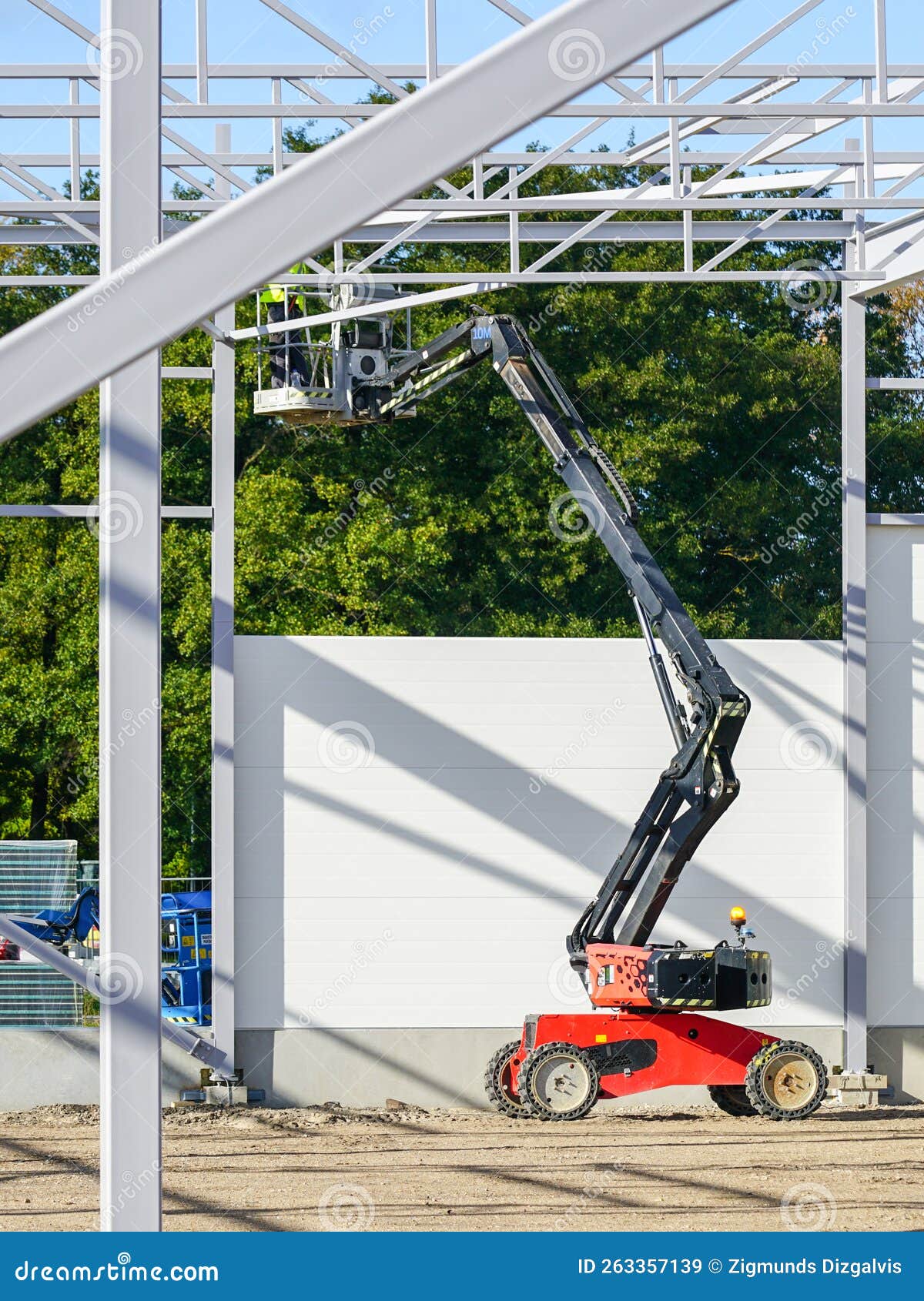 New Building Steel Framework Assembly Using Self Propelled Lift ...