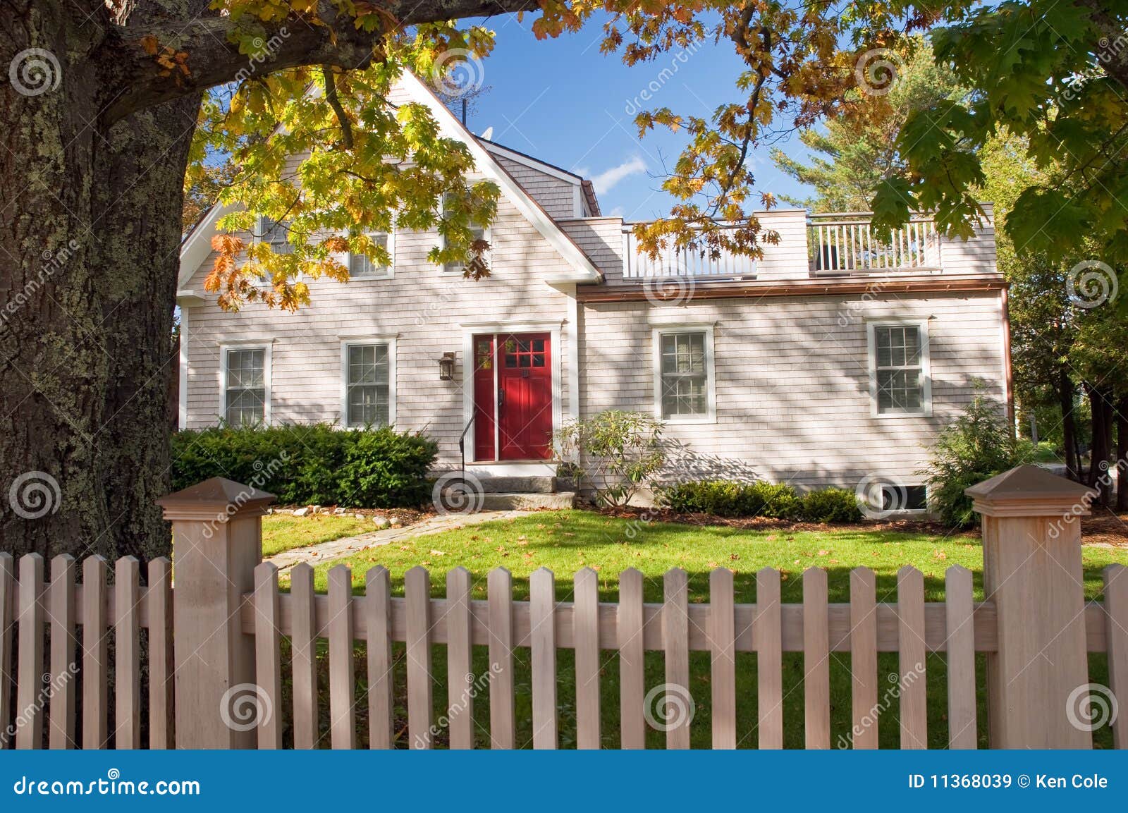 New England House in Autumn Stock Image - Image of building, lawn: 11368039
