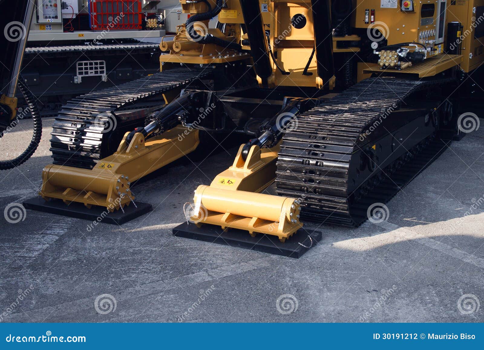 Tracked stock photo. Image of bulldozer, clean, land - 30191212