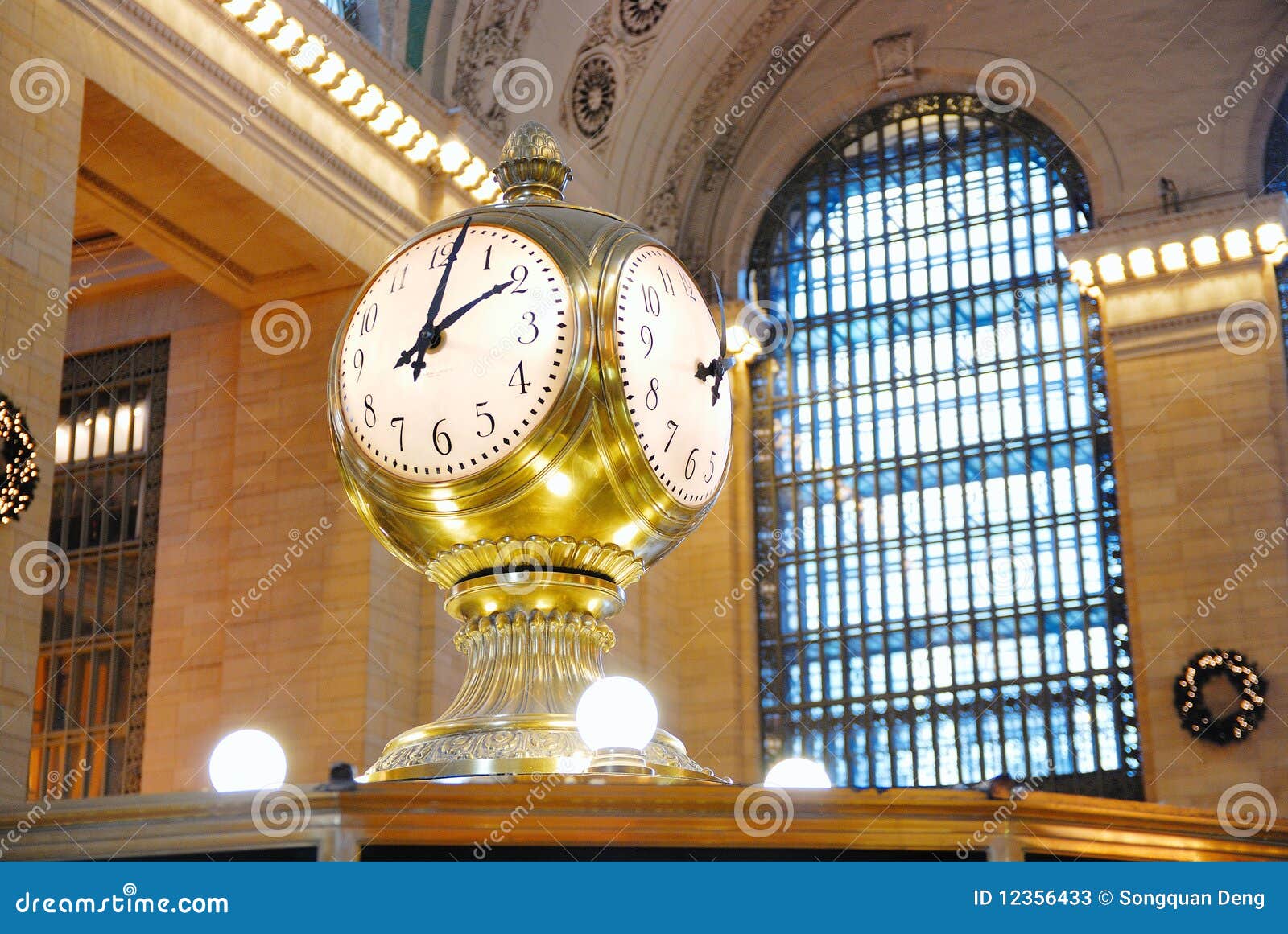 New York City Grand Central Clock Stock Image - Image of apple, fine ...