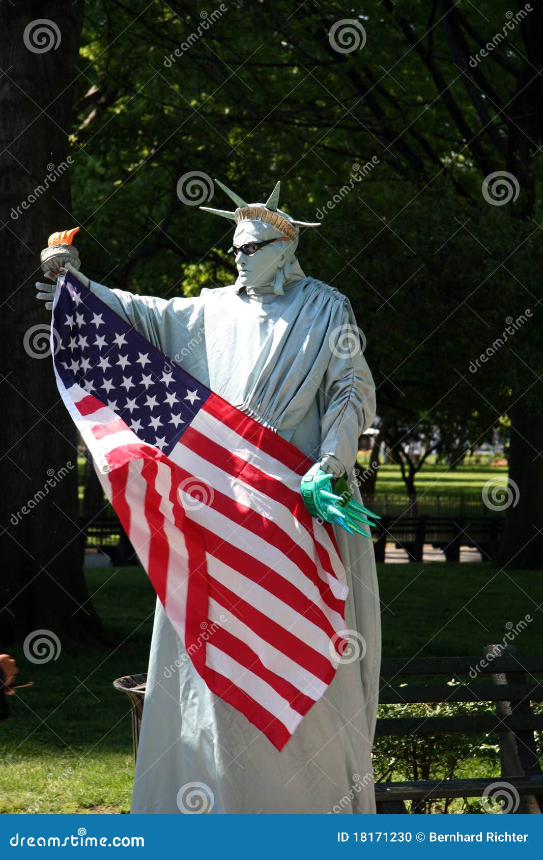 New York City: Statue of Liberty Mime Editorial Image - Image of york ...