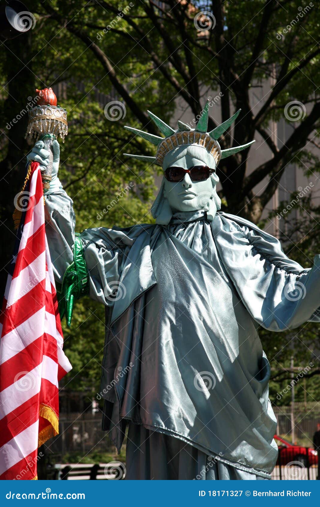 New York City: Statue of Liberty Mime Editorial Photography - Image of ...