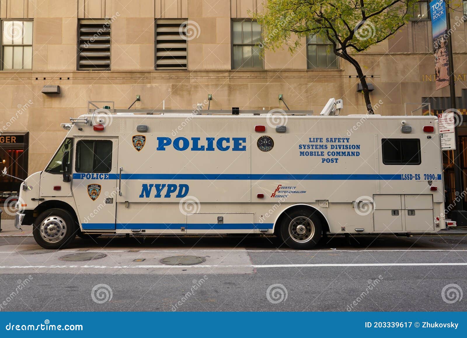 NYPD Mobile Command Post in Midtown Manhattan Editorial Photography ...