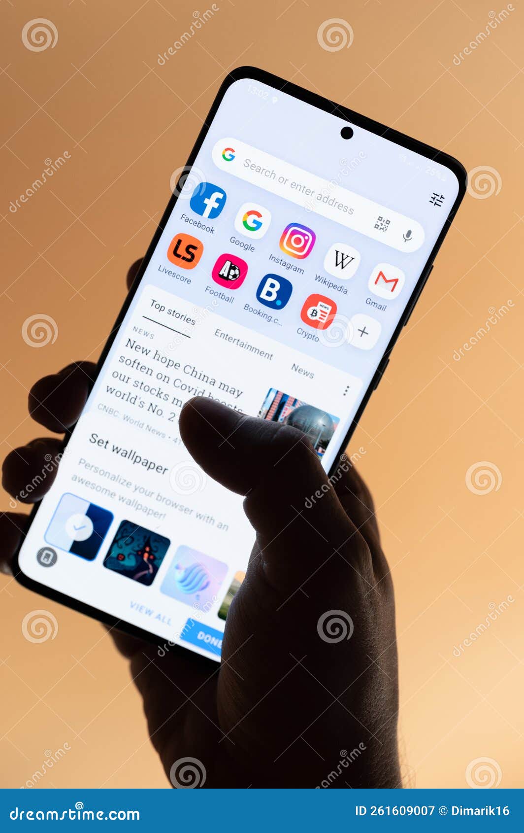 Using Opera App on Smartphone Editorial Photography - Image of hold ...
