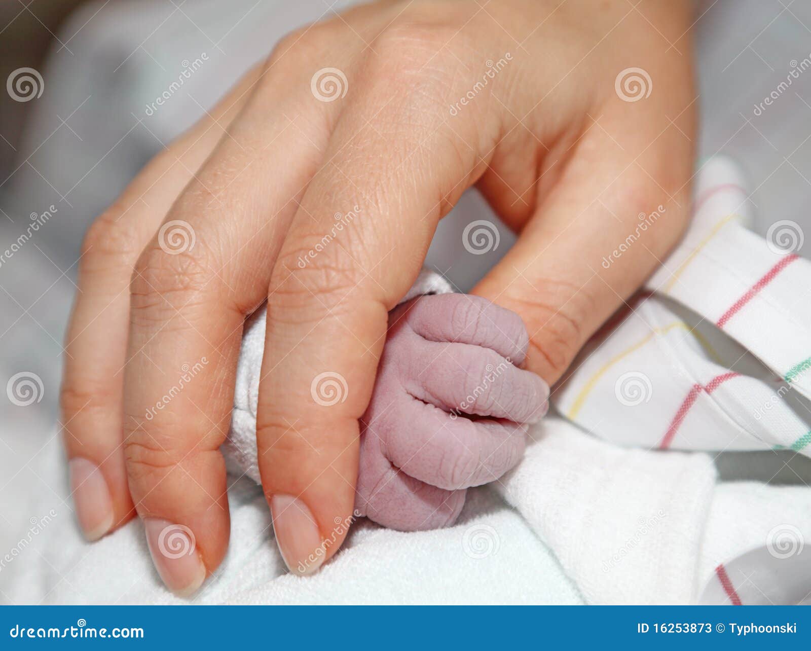 Newborn baby stock image. Image of birth, hand, mother - 16253873