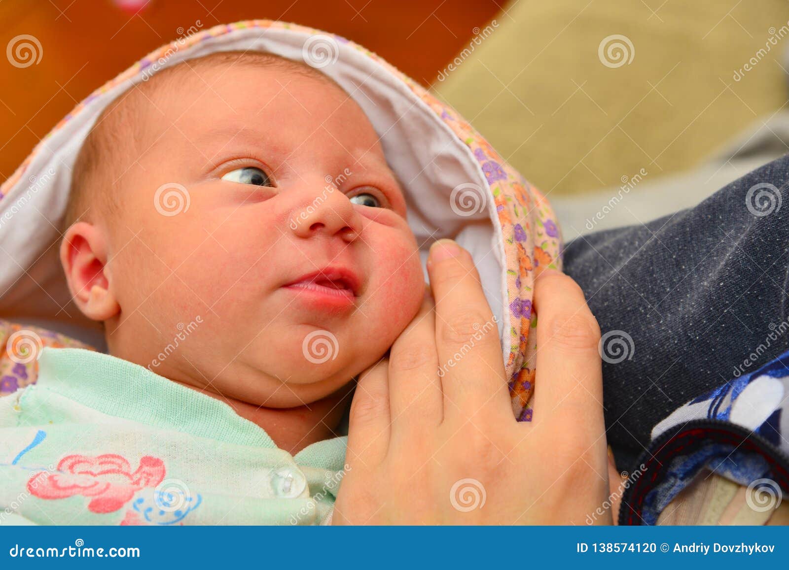 Newborn Baby in the Arms of Mom Stock Photo - Image of family ...