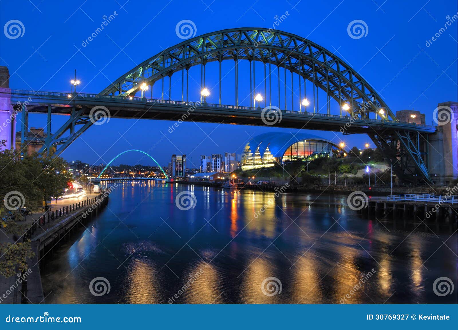 Newcastle Tyne Bridge imagen de archivo. Imagen de tine - 30769327