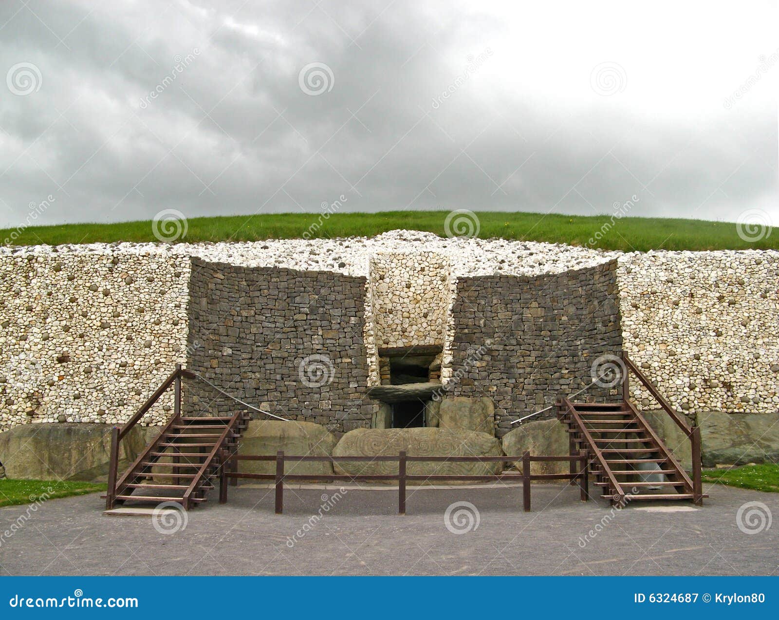 Newgrange 01 stock image. Image of europe, european, boyne - 6324687