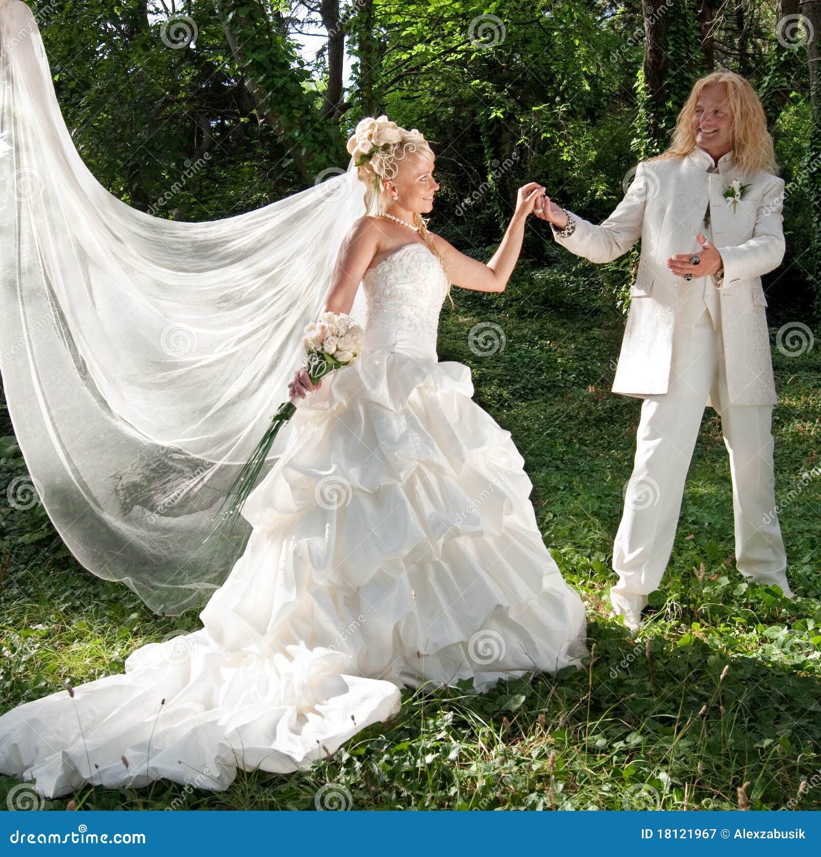 Newly Wedded Couple in the Park Stock Image - Image of newly, flower ...