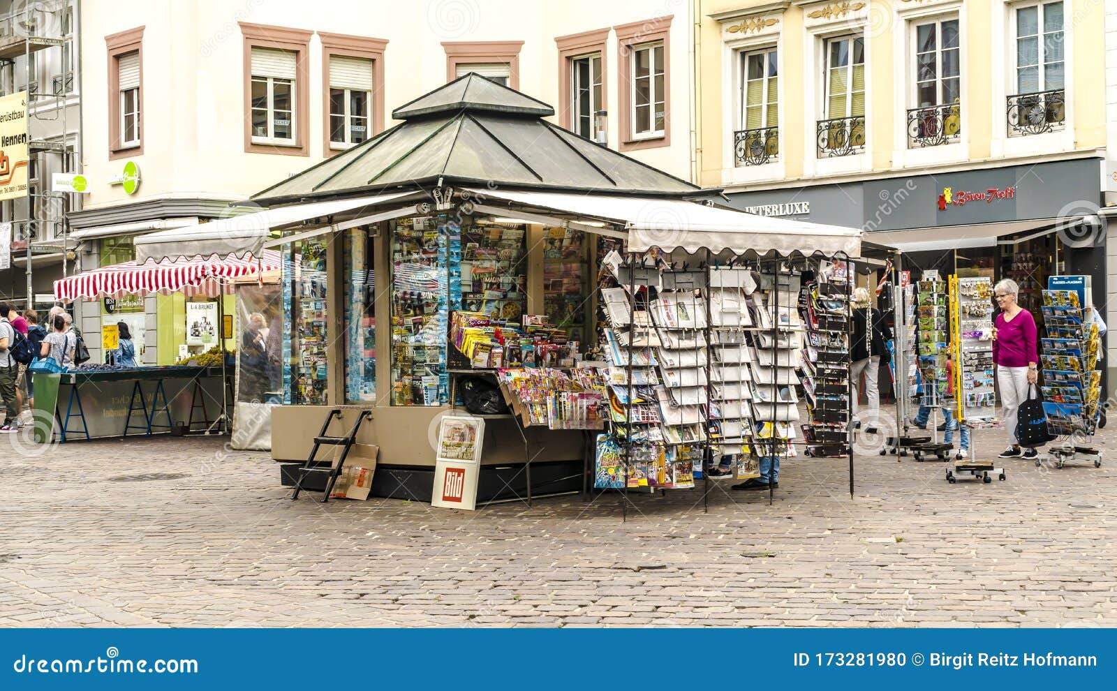 Newspaper Shop editorial image. Image of editorial, reading - 173281980