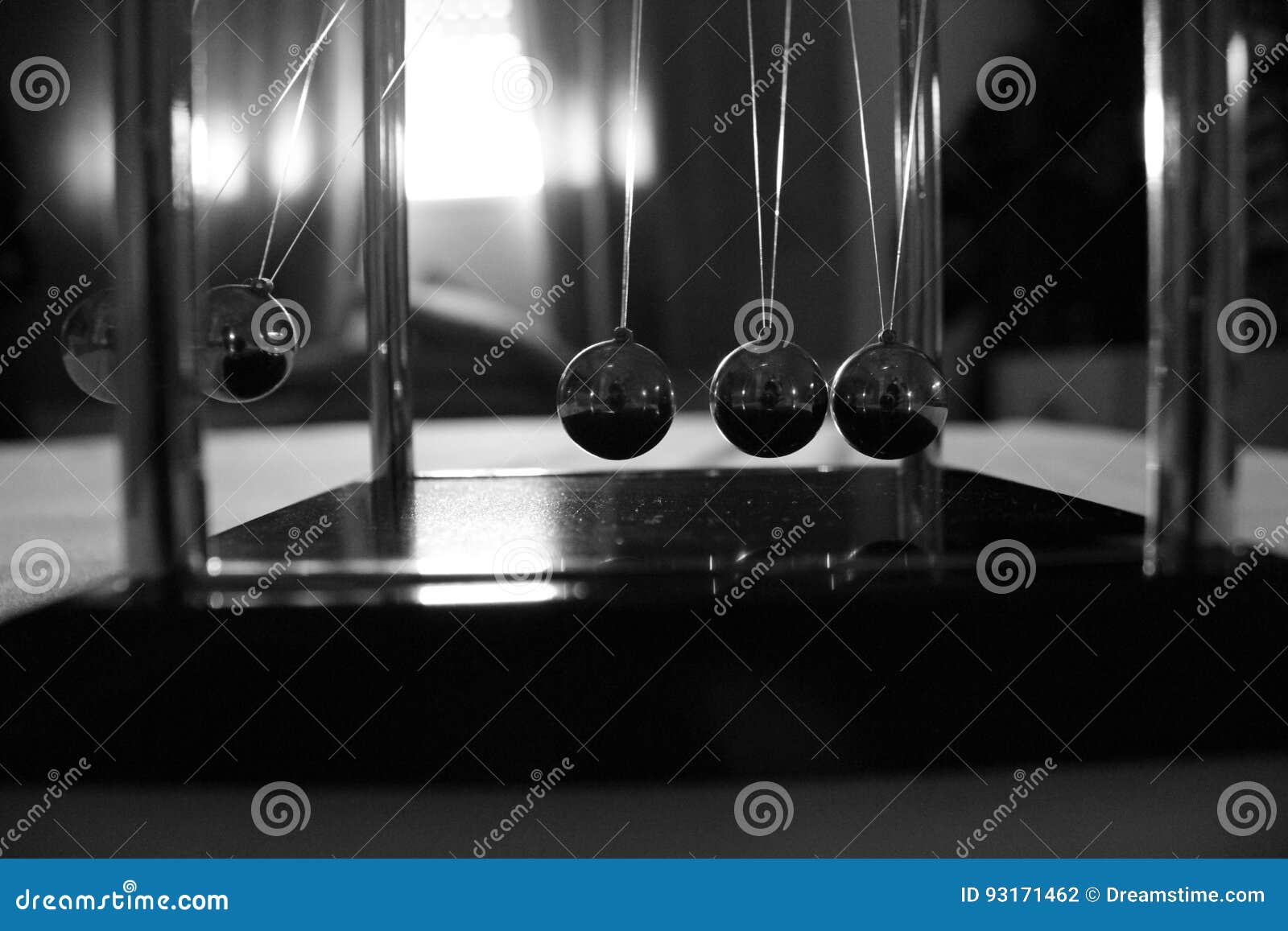Newton Pendulum Pendulo De Newton Fotografia Stock - Immagine di ...