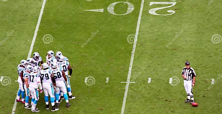 NFL - the Huddle and the Ref Editorial Image - Image of footballers ...