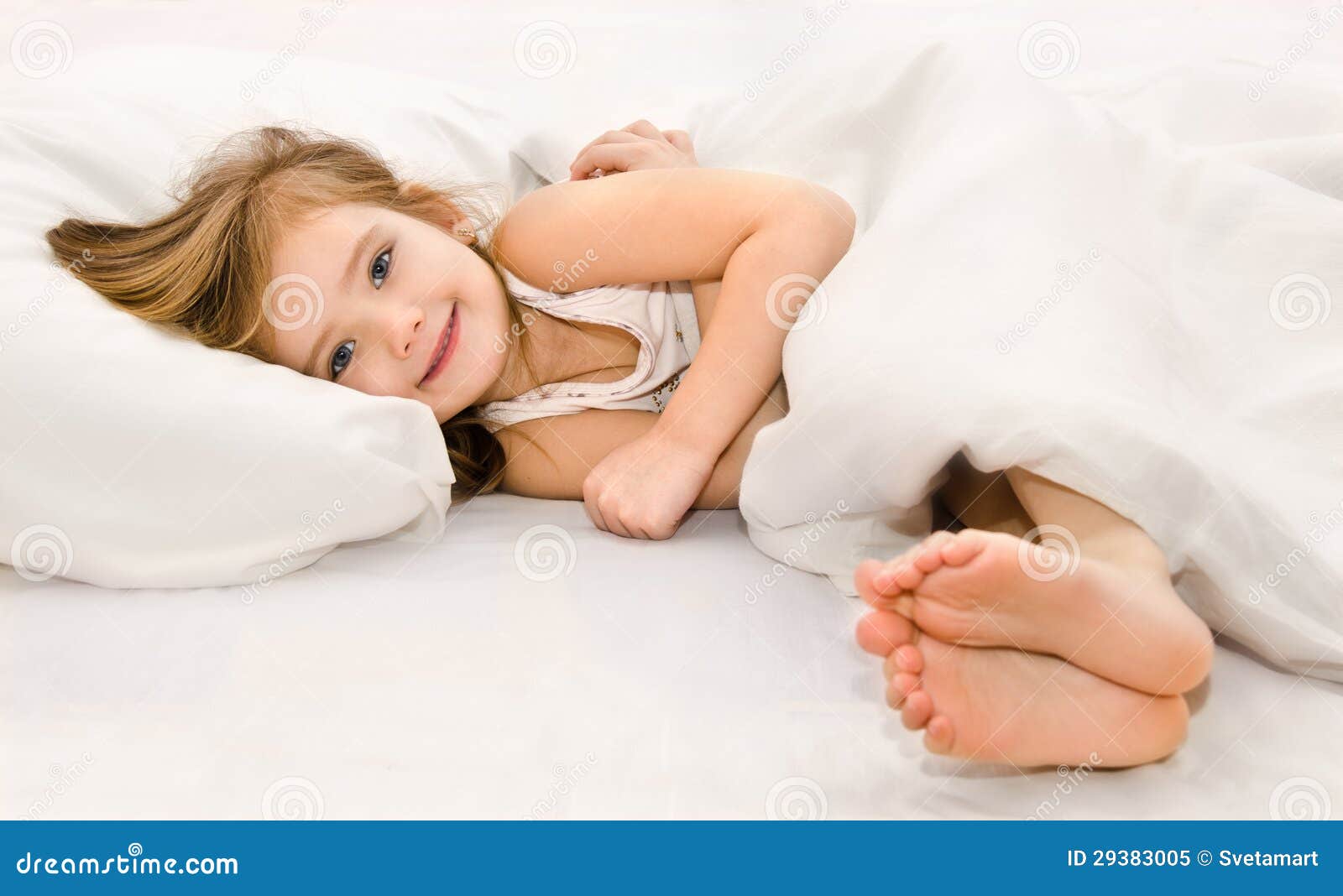 Niña Adorable Despertada Para Arriba Imagen de archivo - Imagen de cara ...