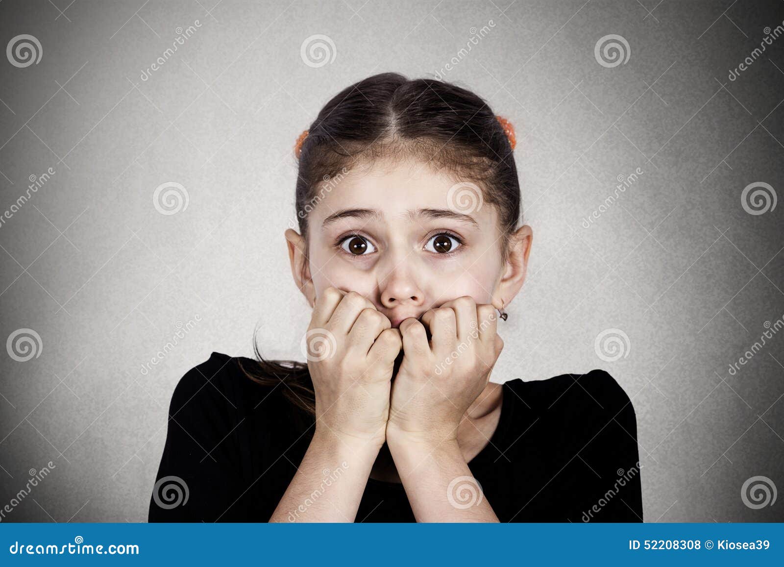 Niña asustada, subrayada foto de archivo. Imagen de anhele - 52208308