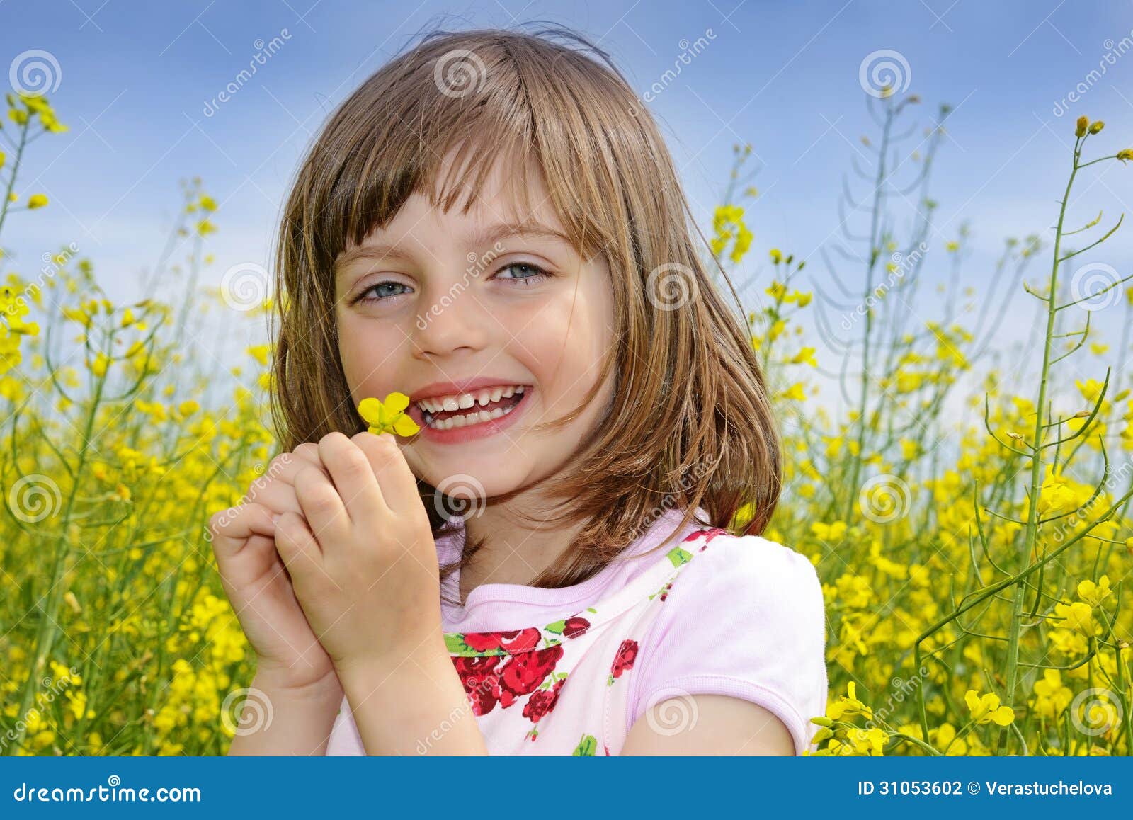 Niña Con La Flor De La Rabina Foto de archivo - Imagen de producto ...