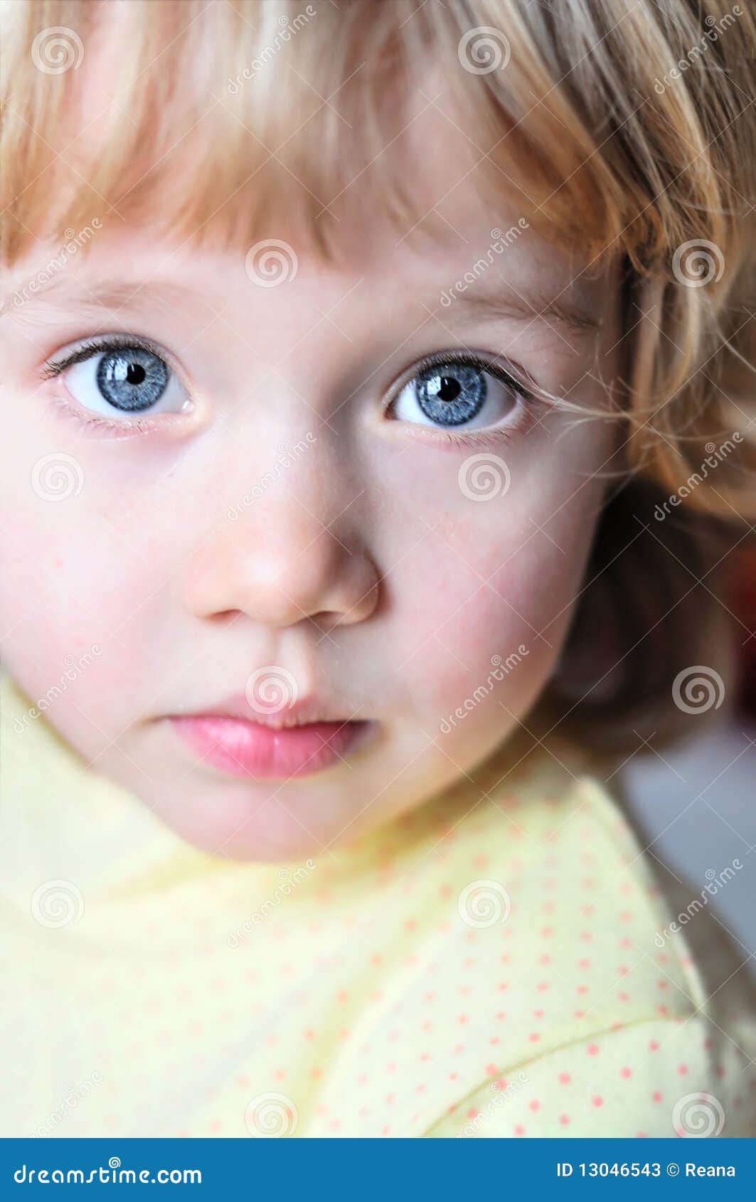 Niña con los ojos azules imagen de archivo. Imagen de feliz - 13046543