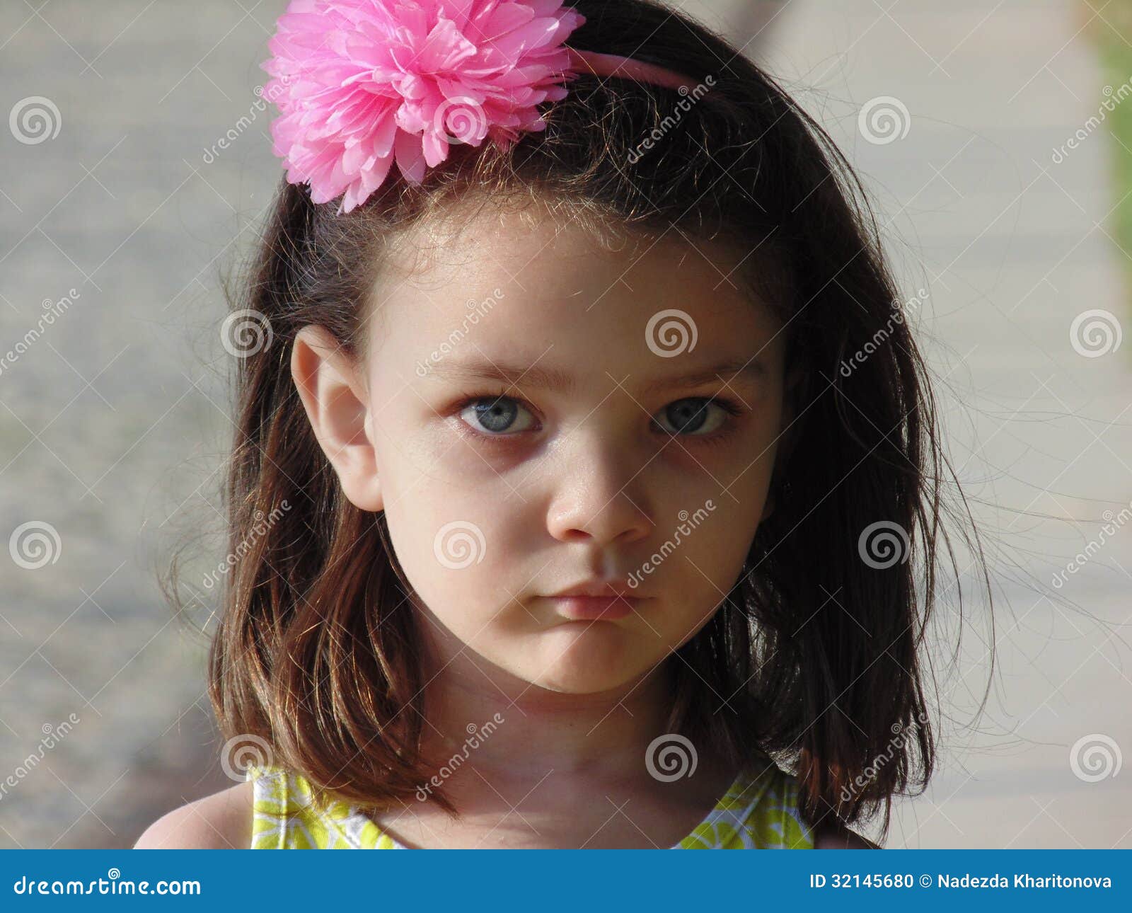 Niña con los ojos azules. foto de archivo. Imagen de cara - 32145680