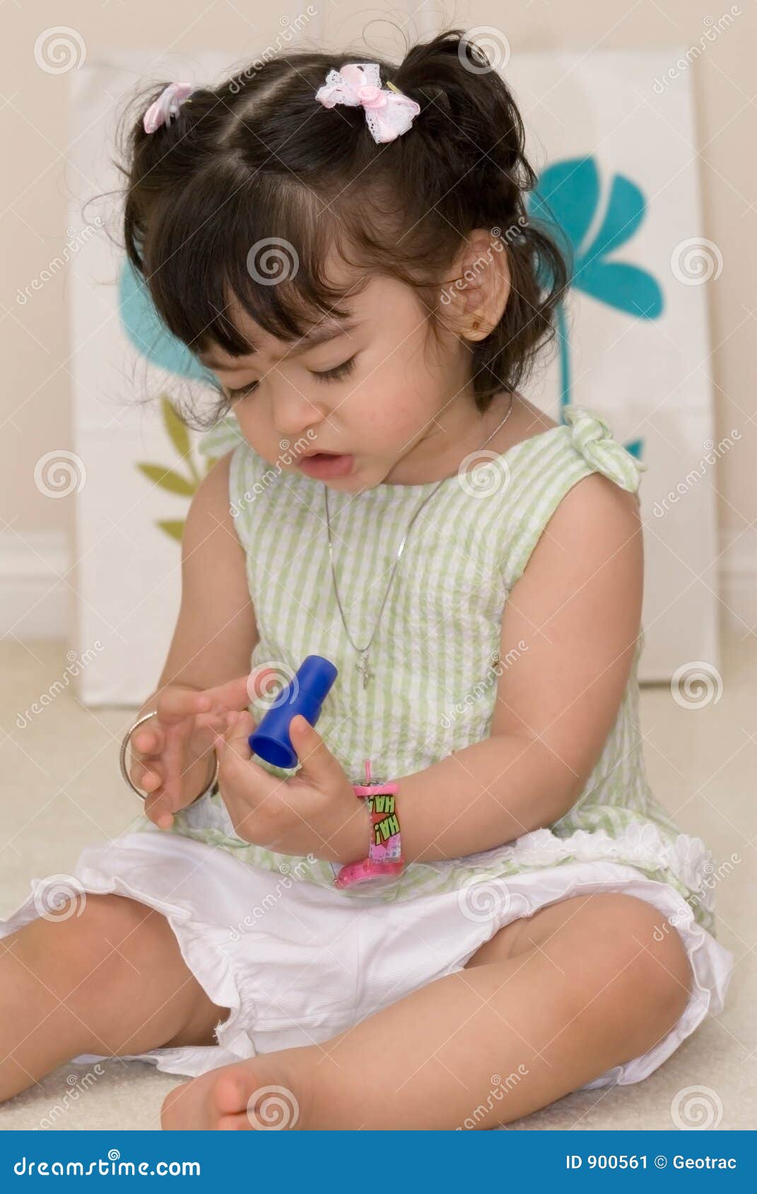 Niña Curiosa Imagen de archivo - Imagen: 900561