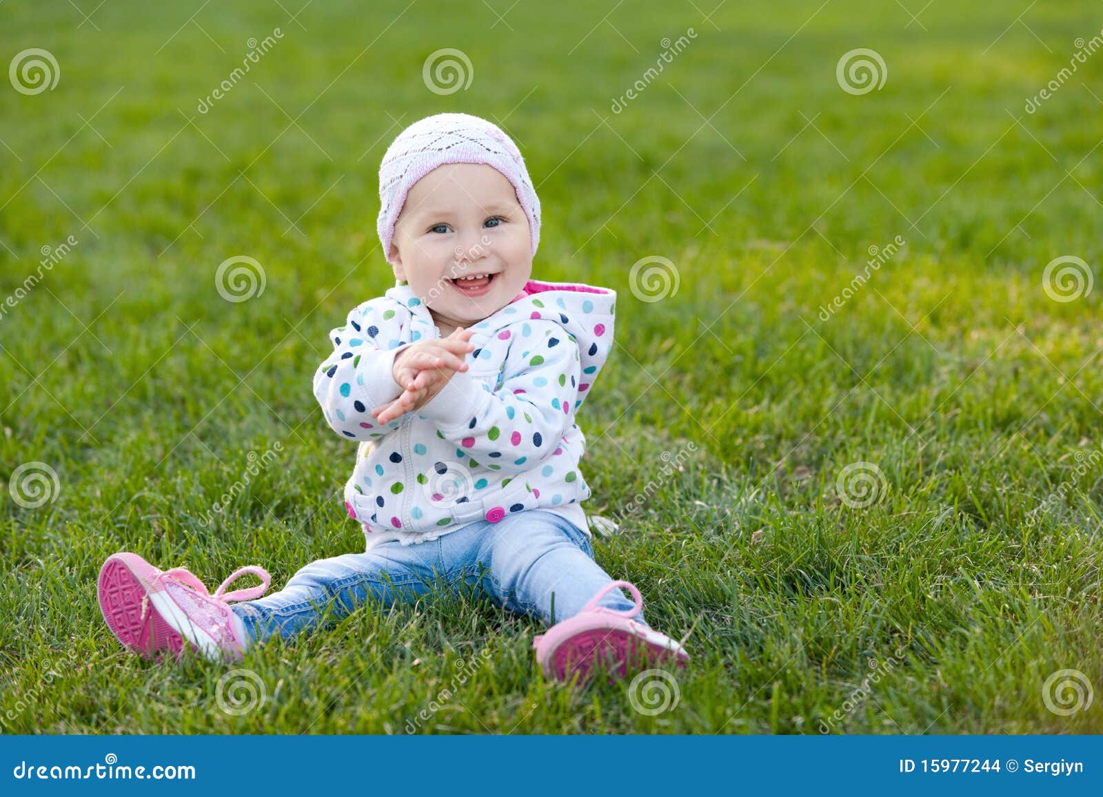 Niña De Las Manos Que Aplaude Foto de archivo - Imagen de cabrito, goce ...