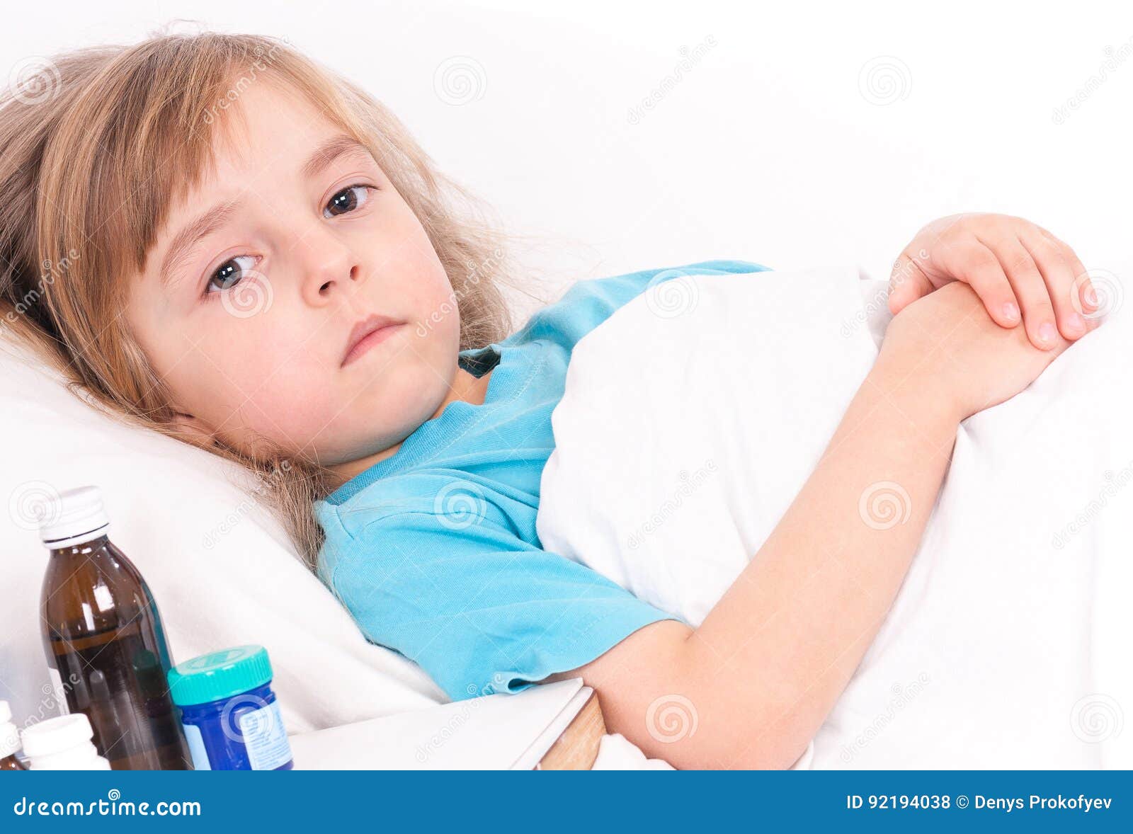 Niña enferma en cama foto de archivo. Imagen de pista - 92194038