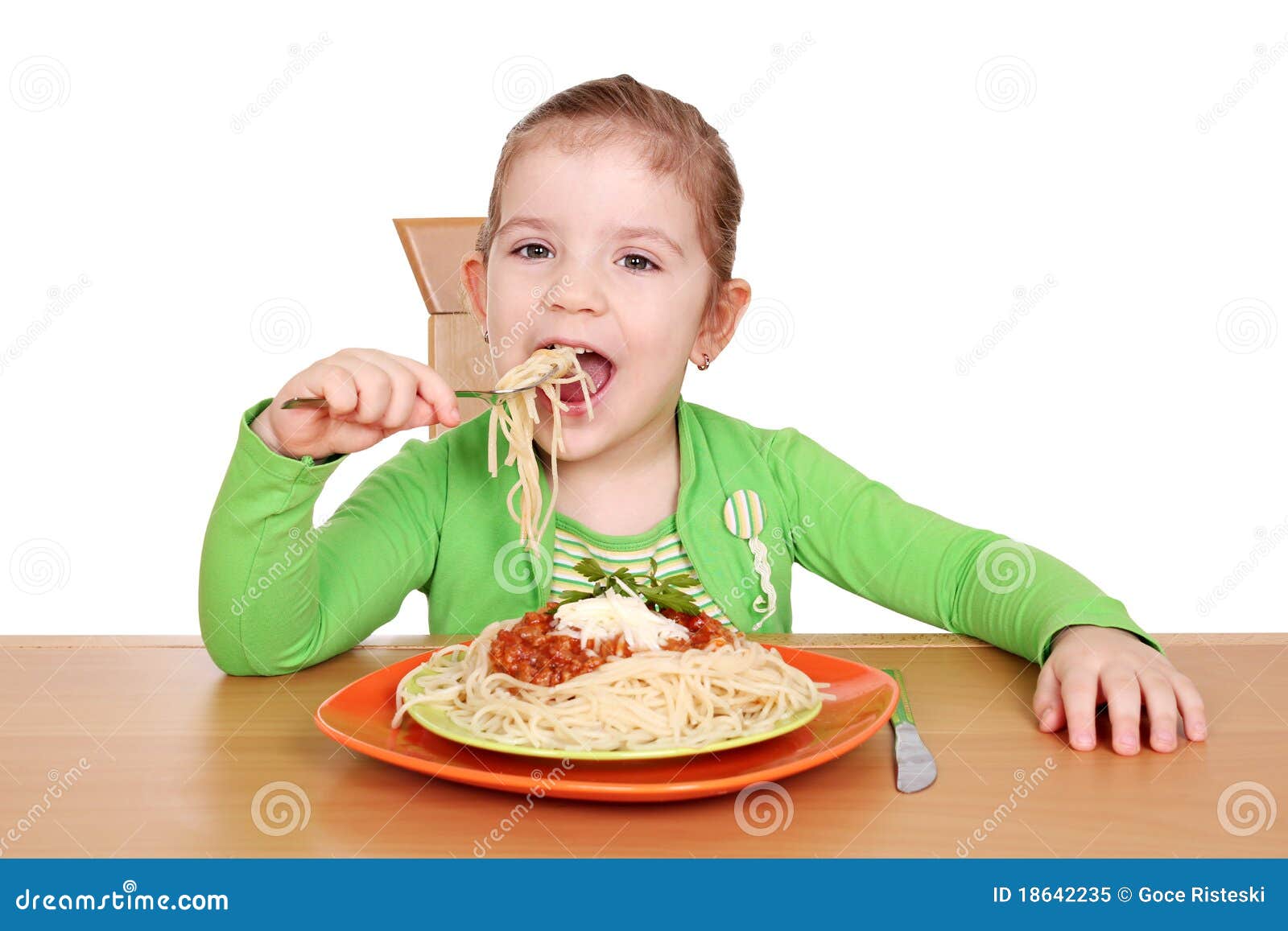 Niña Hambrienta Que Come El Espagueti Imagen de archivo - Imagen de ...