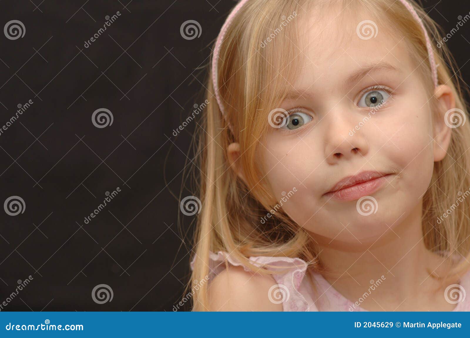 Niña linda, exasperada imagen de archivo. Imagen de muchacha - 2045629