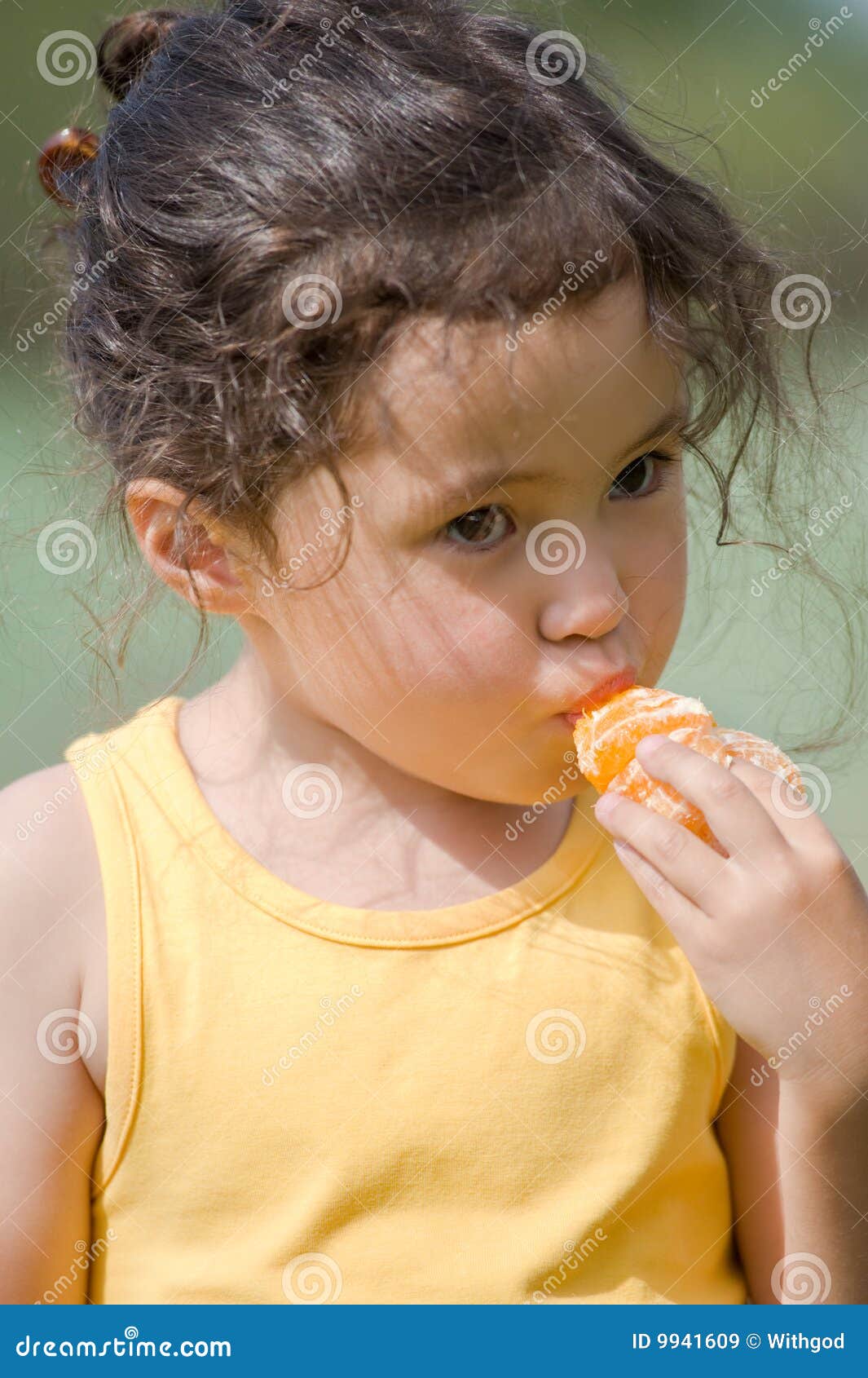 Niña que come la mandarina imagen de archivo. Imagen de comer - 9941609