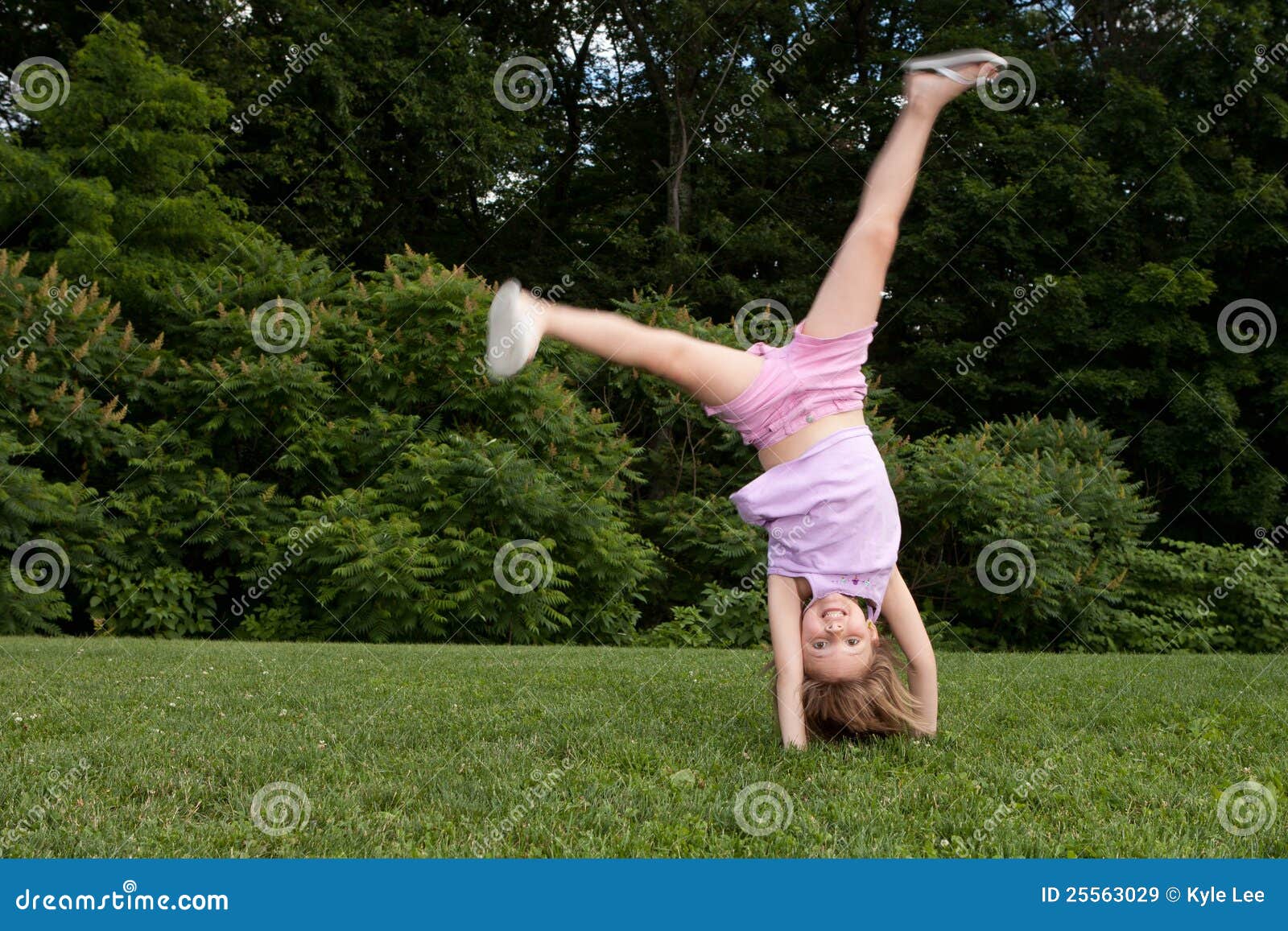 Niña que hace un cartwheel imagen de archivo. Imagen de gente - 25563029