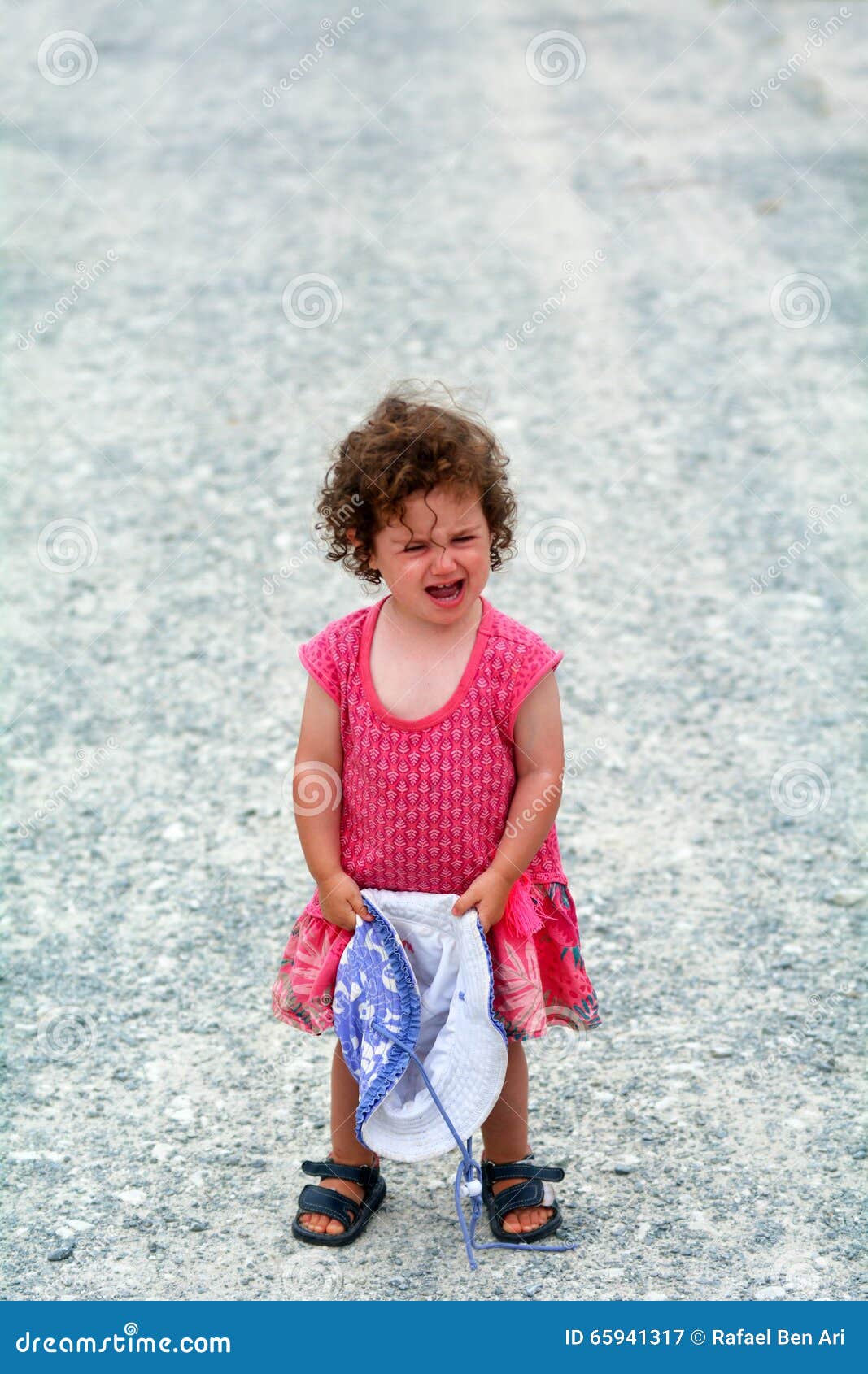 Niña Que Tiene Una Rabieta Que Grita Imagen de archivo - Imagen de ...