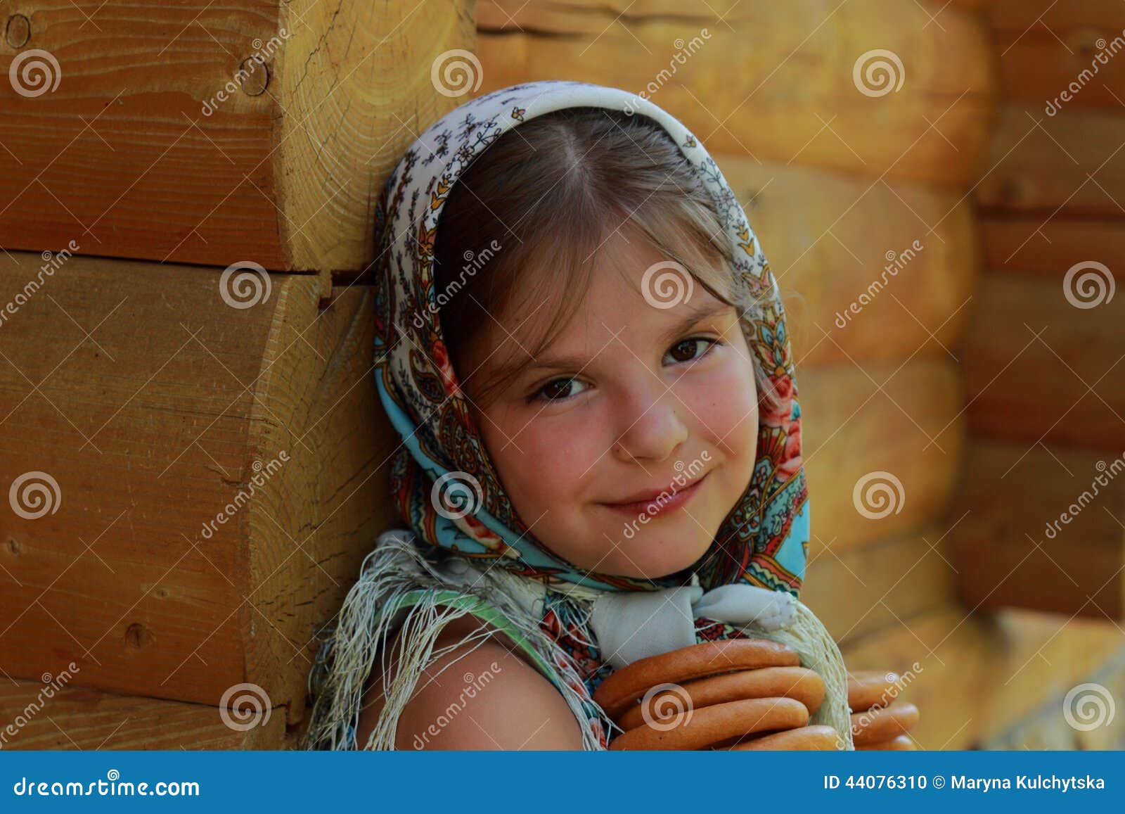 Niña rusa tradicional foto de archivo. Imagen de lindo - 44076310