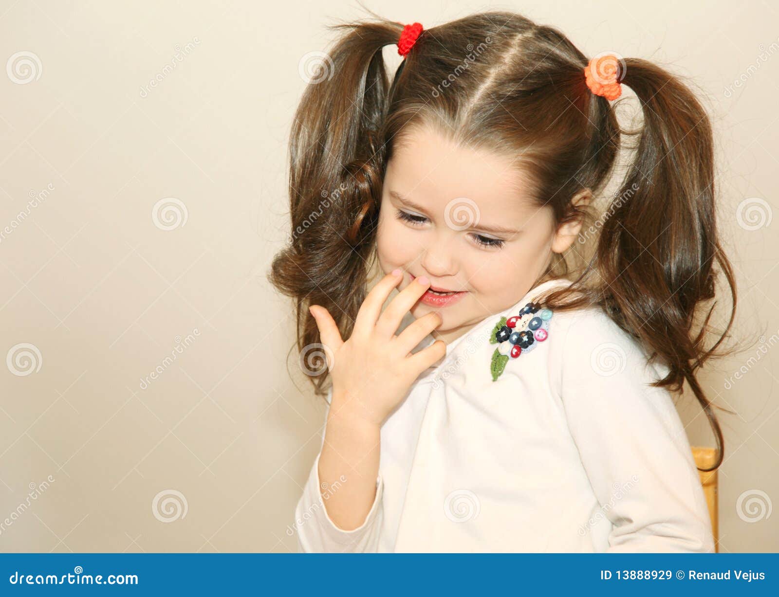 Niña tímida imagen de archivo. Imagen de pelo, cara, hermoso - 13888929