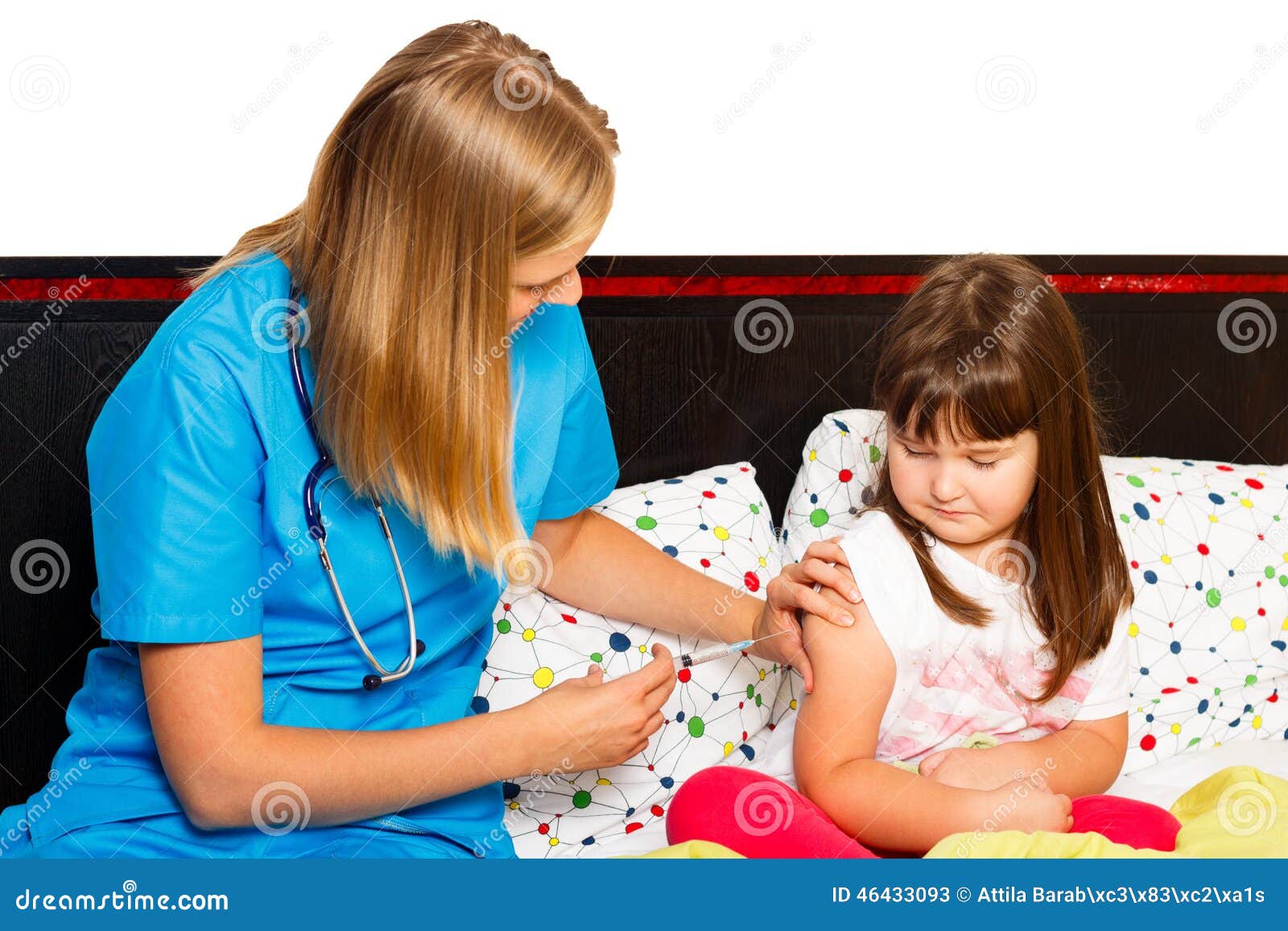 Niña Valiente Que Es Inyectada Imagen de archivo - Imagen de enfermo ...