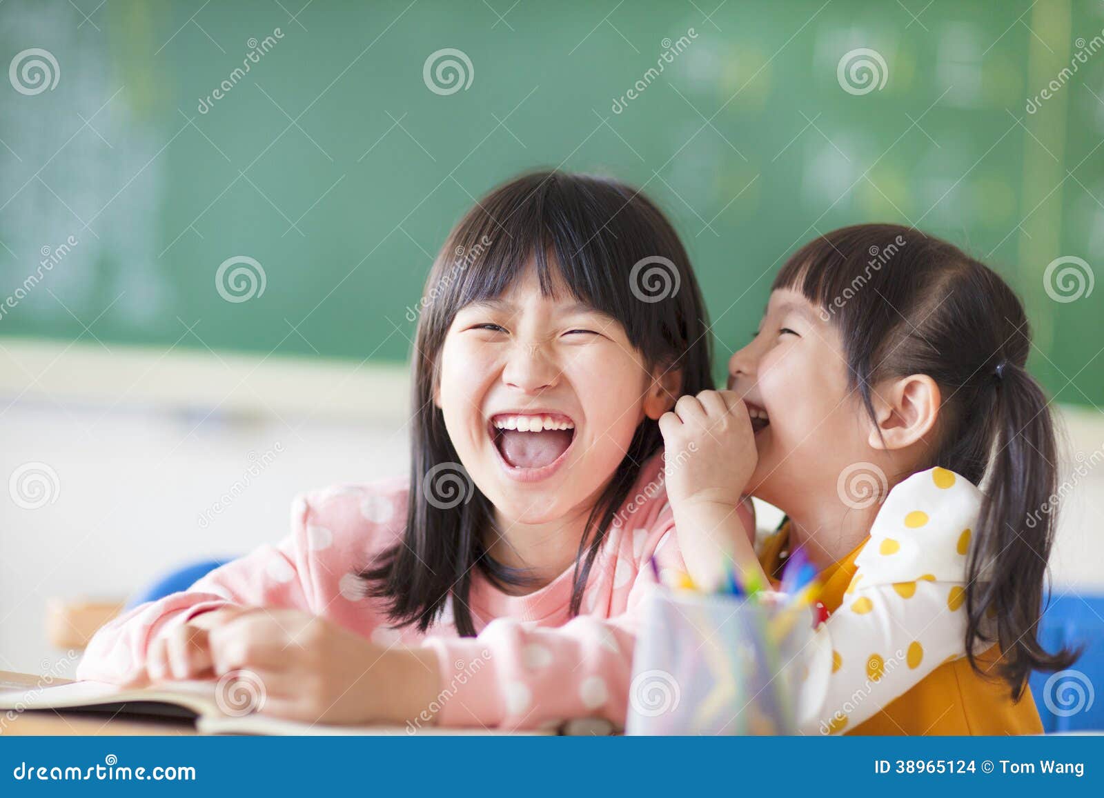 Niñas De Risa Que Comparten Secretos En Clase Foto de archivo - Imagen ...