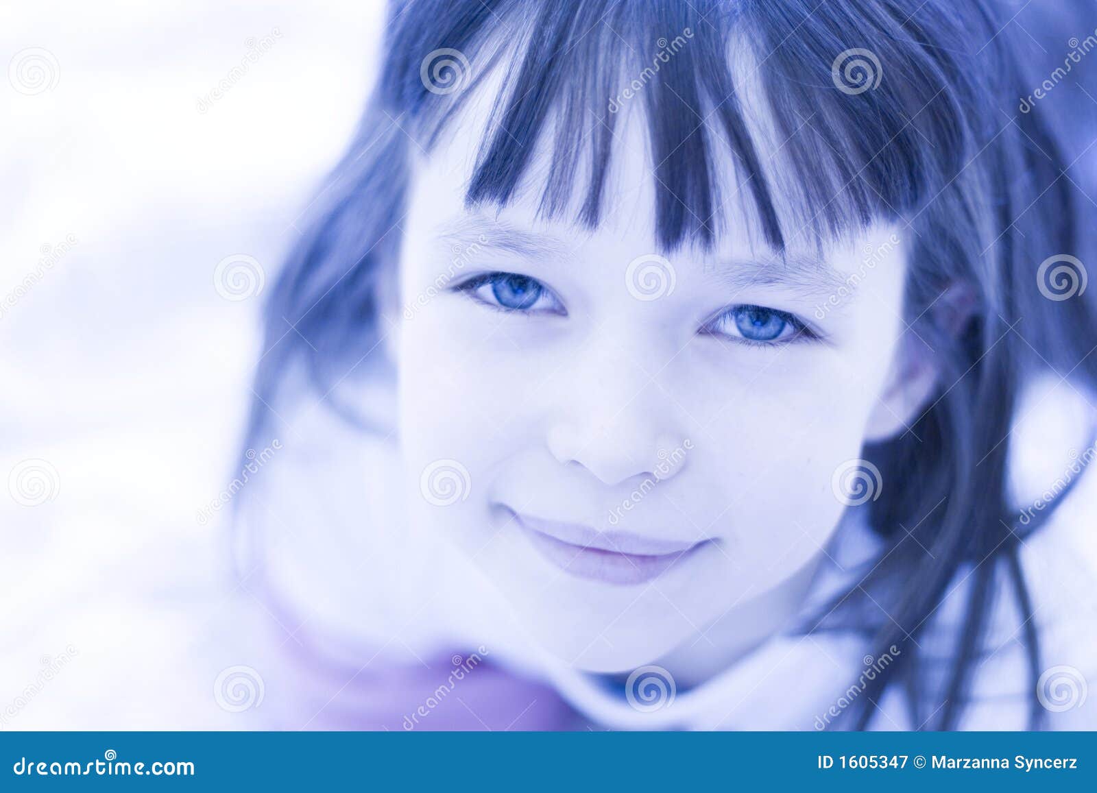 Niño angelical imagen de archivo. Imagen de sonrisa, cama - 1605347