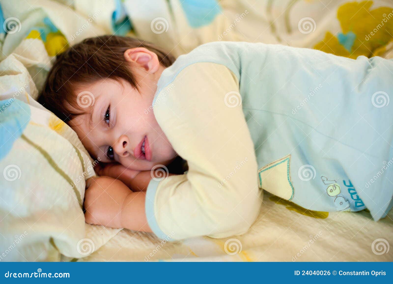 Niño cansado foto de archivo. Imagen de muchacho, relajante - 24040026