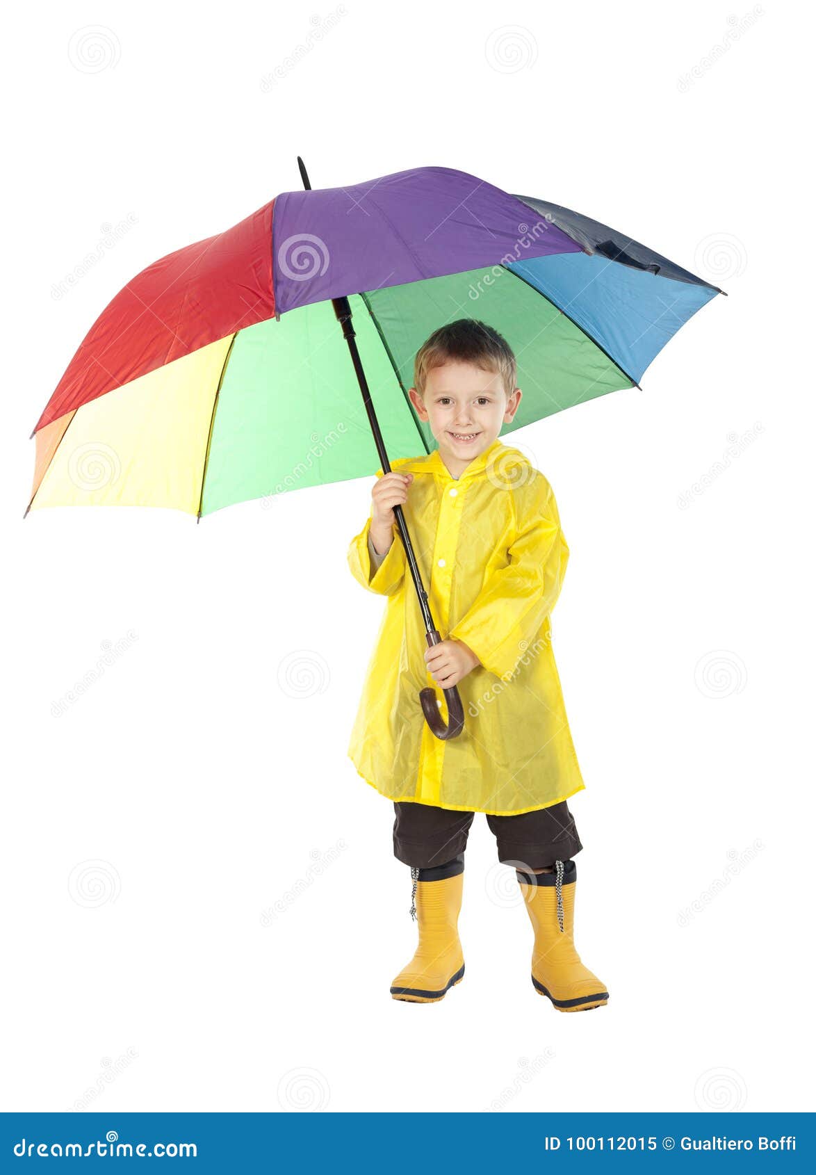 Niño con el impermeable imagen de archivo. Imagen de salto - 100112015