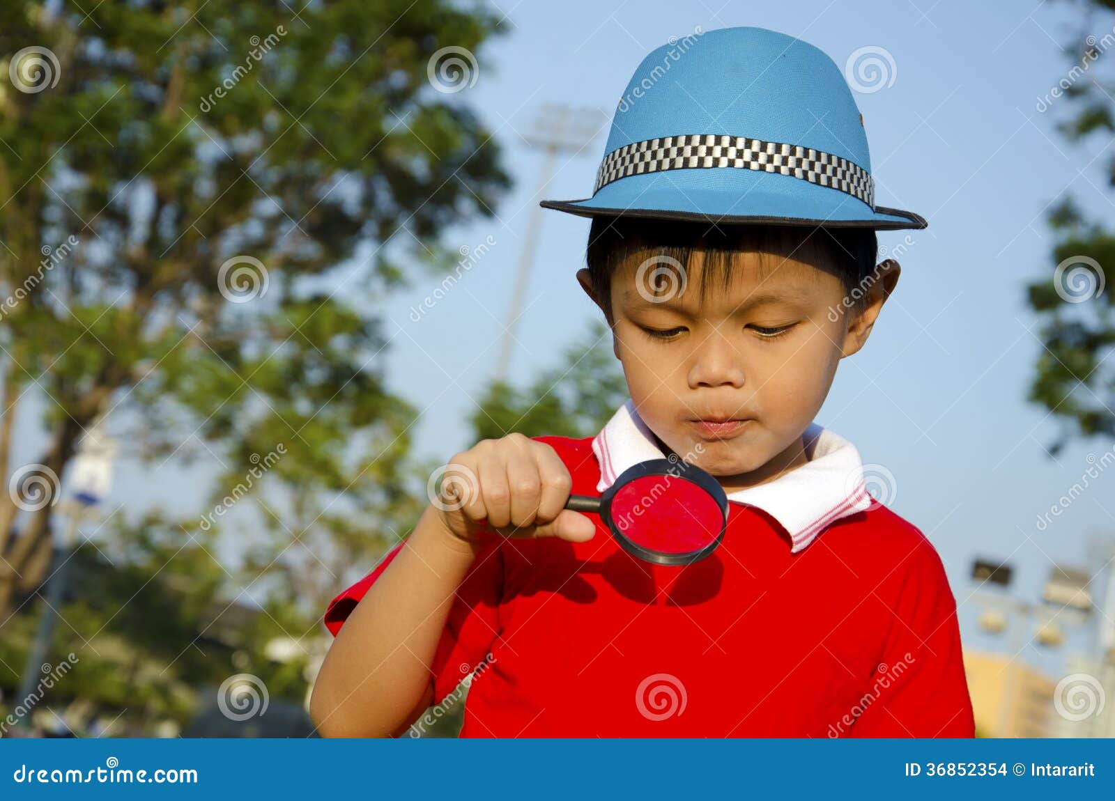 Niño con una lupa foto de archivo. Imagen de vista, curiosidad - 36852354