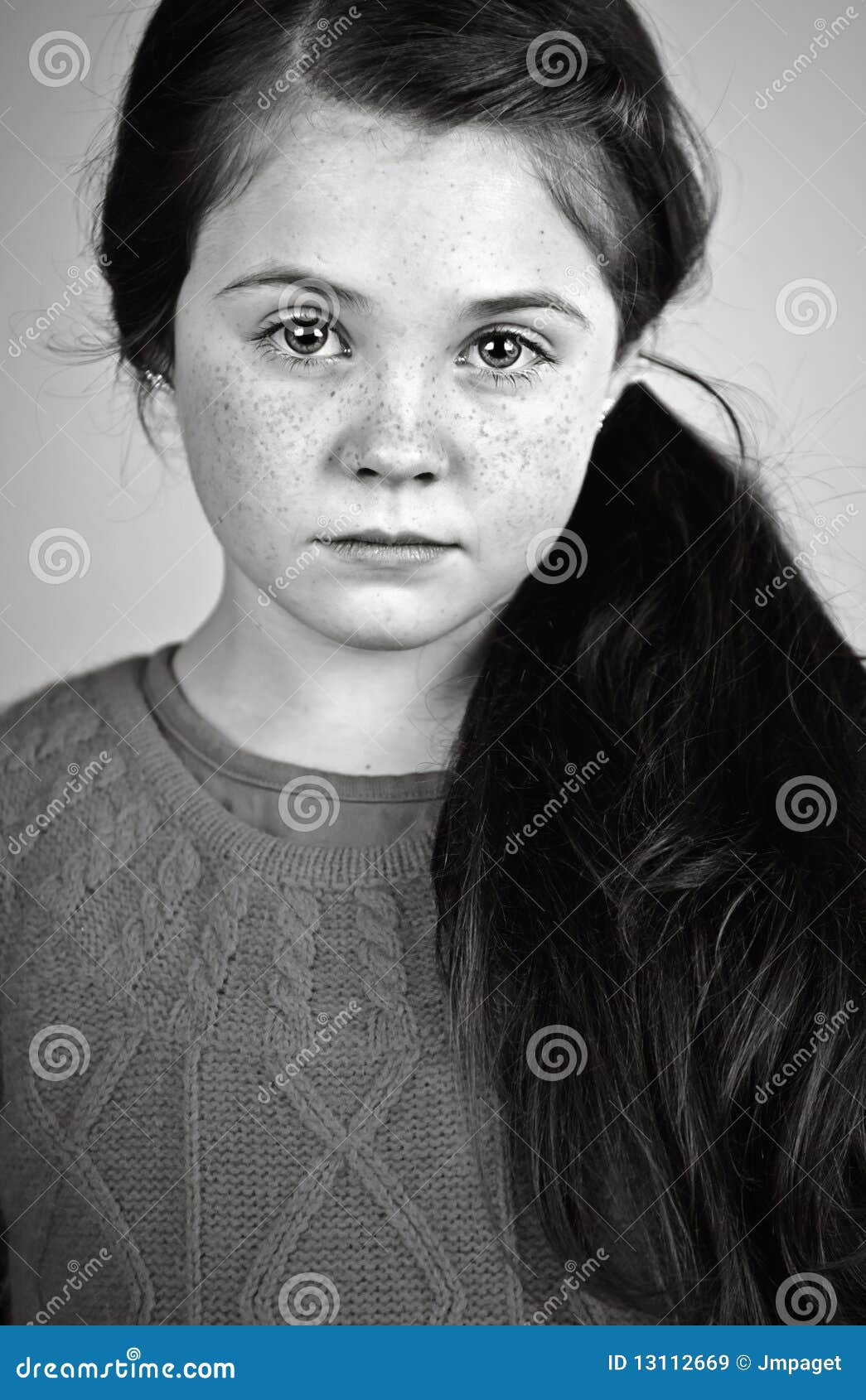 Niño de mirada triste imagen de archivo. Imagen de primario - 13112669