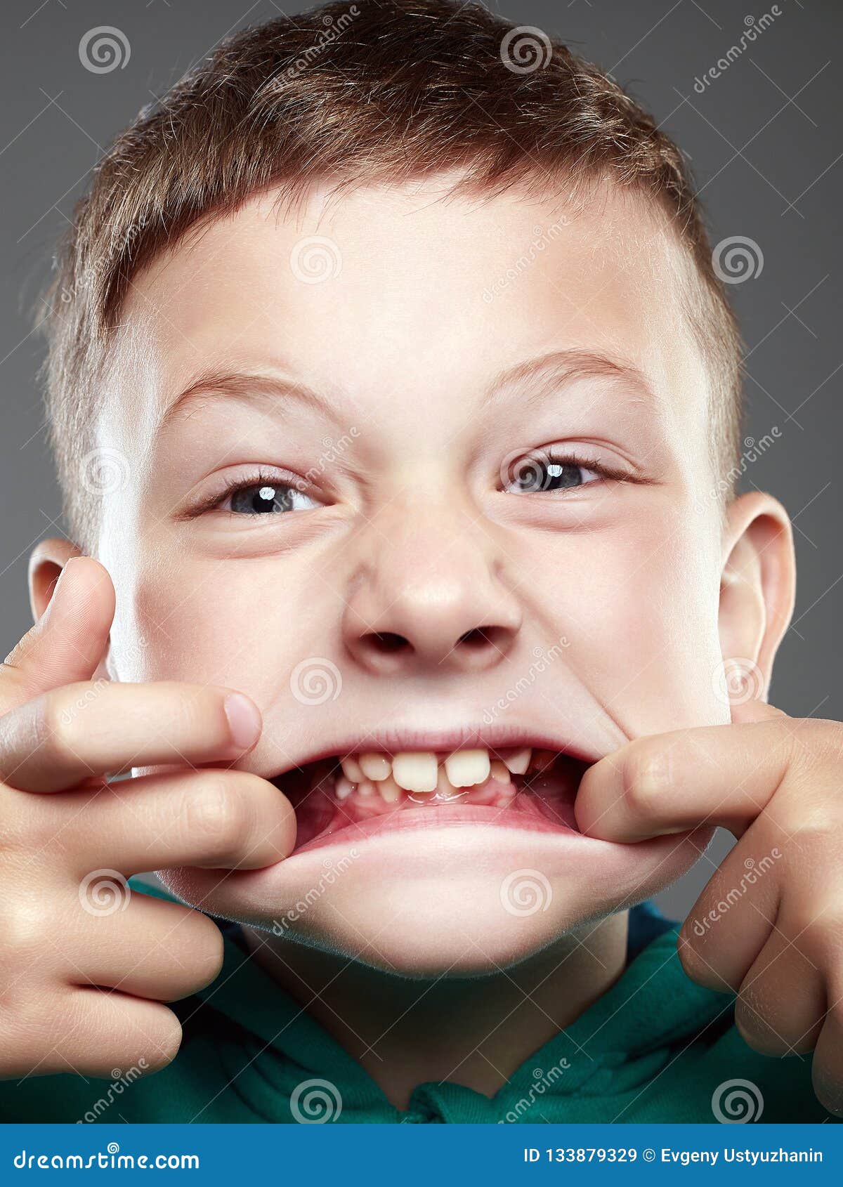 Niño Divertido Niño Feo De La Mueca Imagen de archivo - Imagen de paro ...