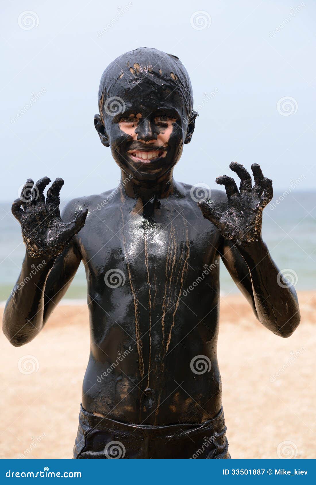 Niño en el fango imagen de archivo. Imagen de playa, balneario - 33501887