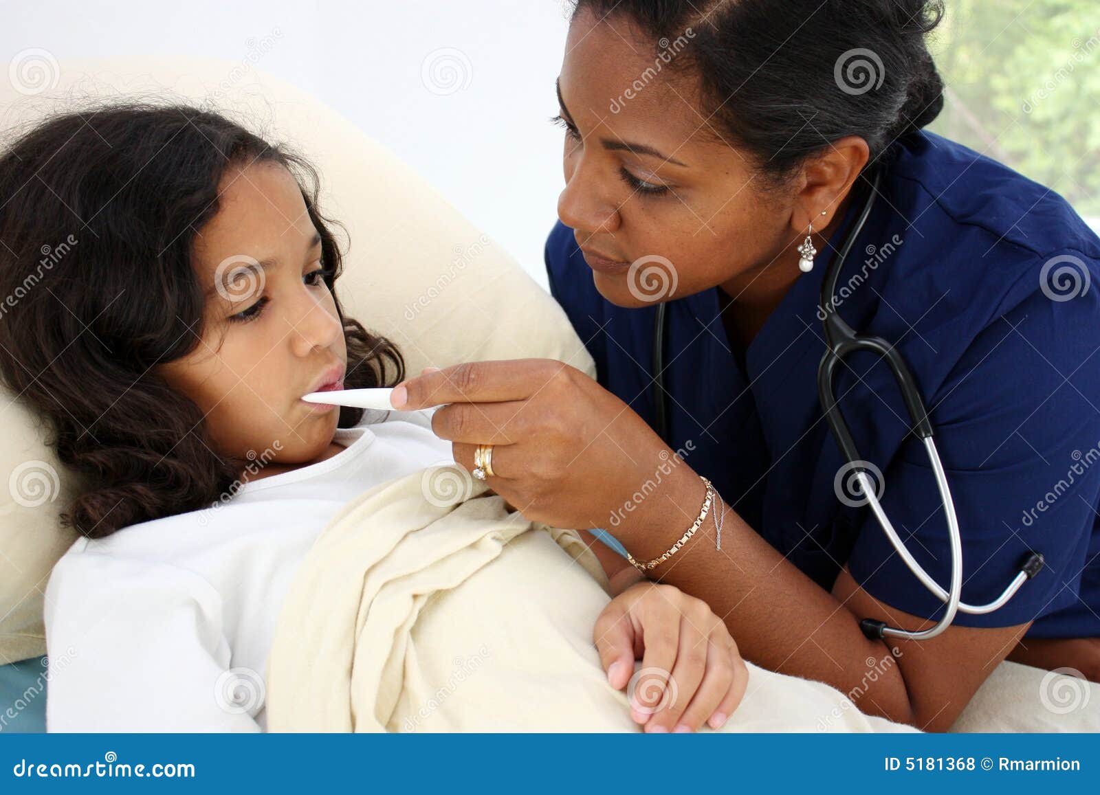 Niño enfermo foto de archivo. Imagen de enfermo, hospital - 5181368