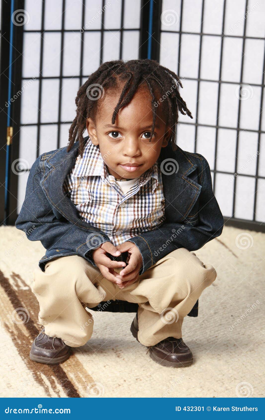 Niño pequeño que se agacha imagen de archivo. Imagen de hermanos - 432301