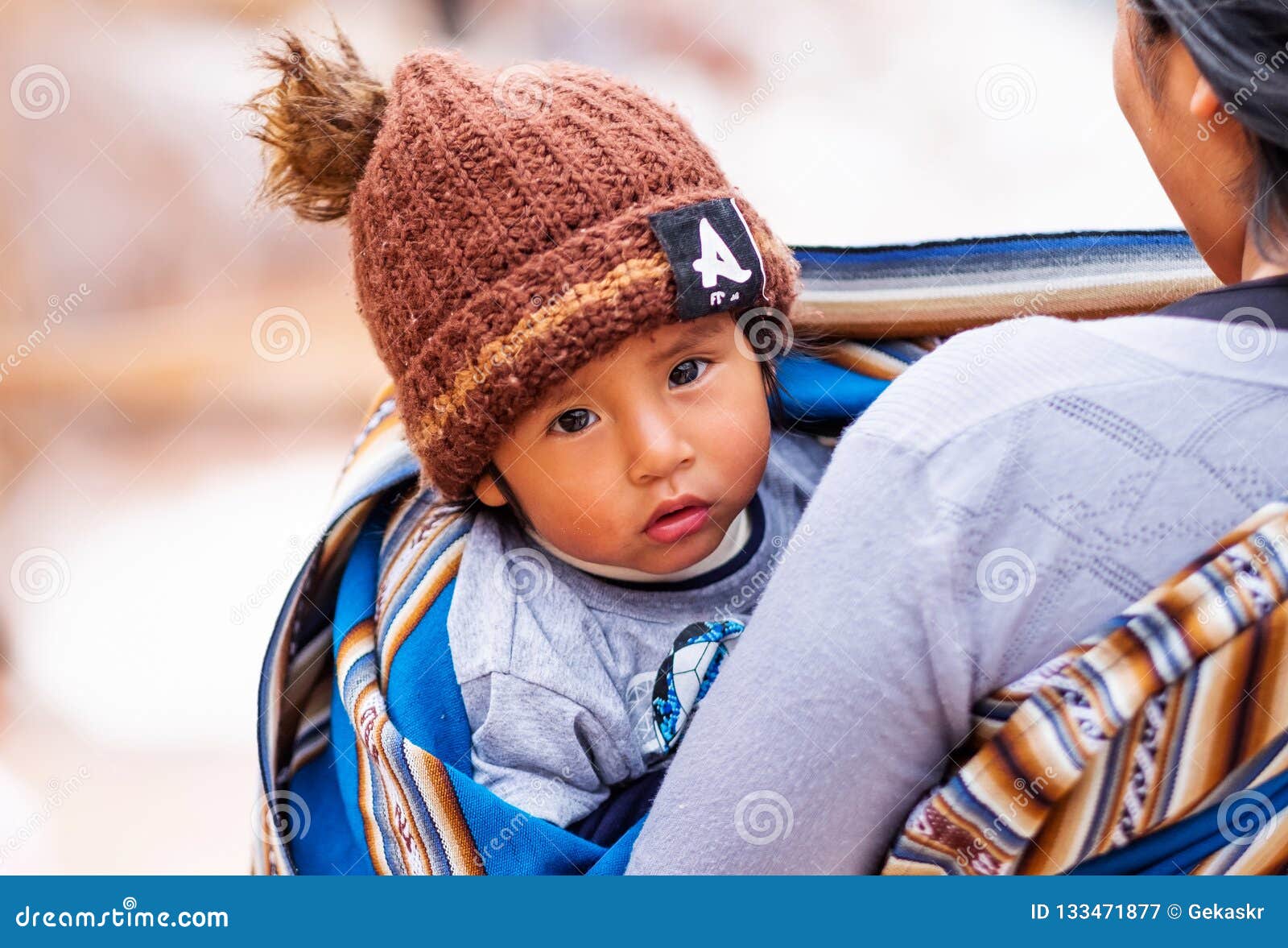 Niño peruano lindo fotografía editorial. Imagen de ecuador - 133471877