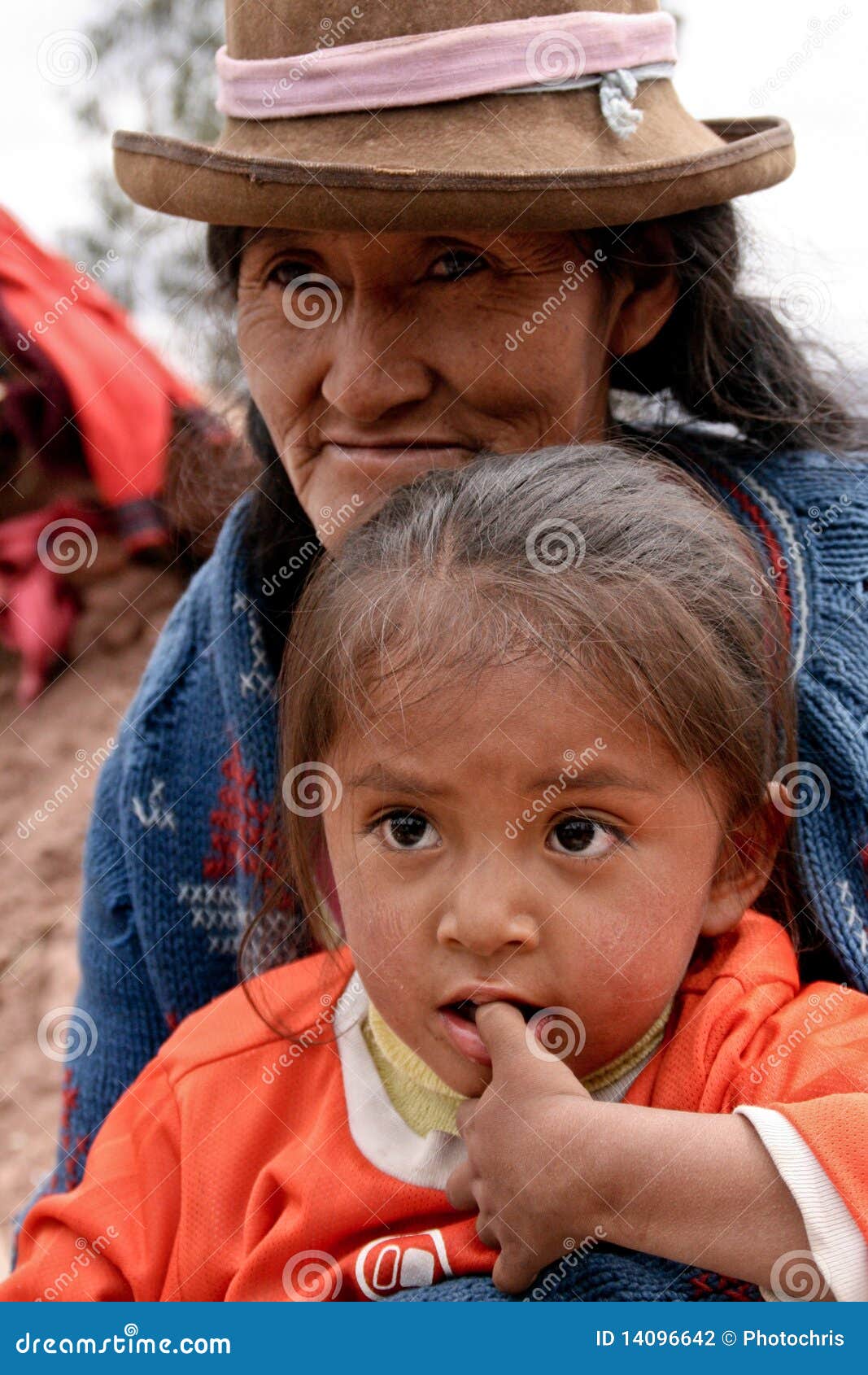 Niño pobre con la madre fotografía editorial. Imagen de granjeros ...