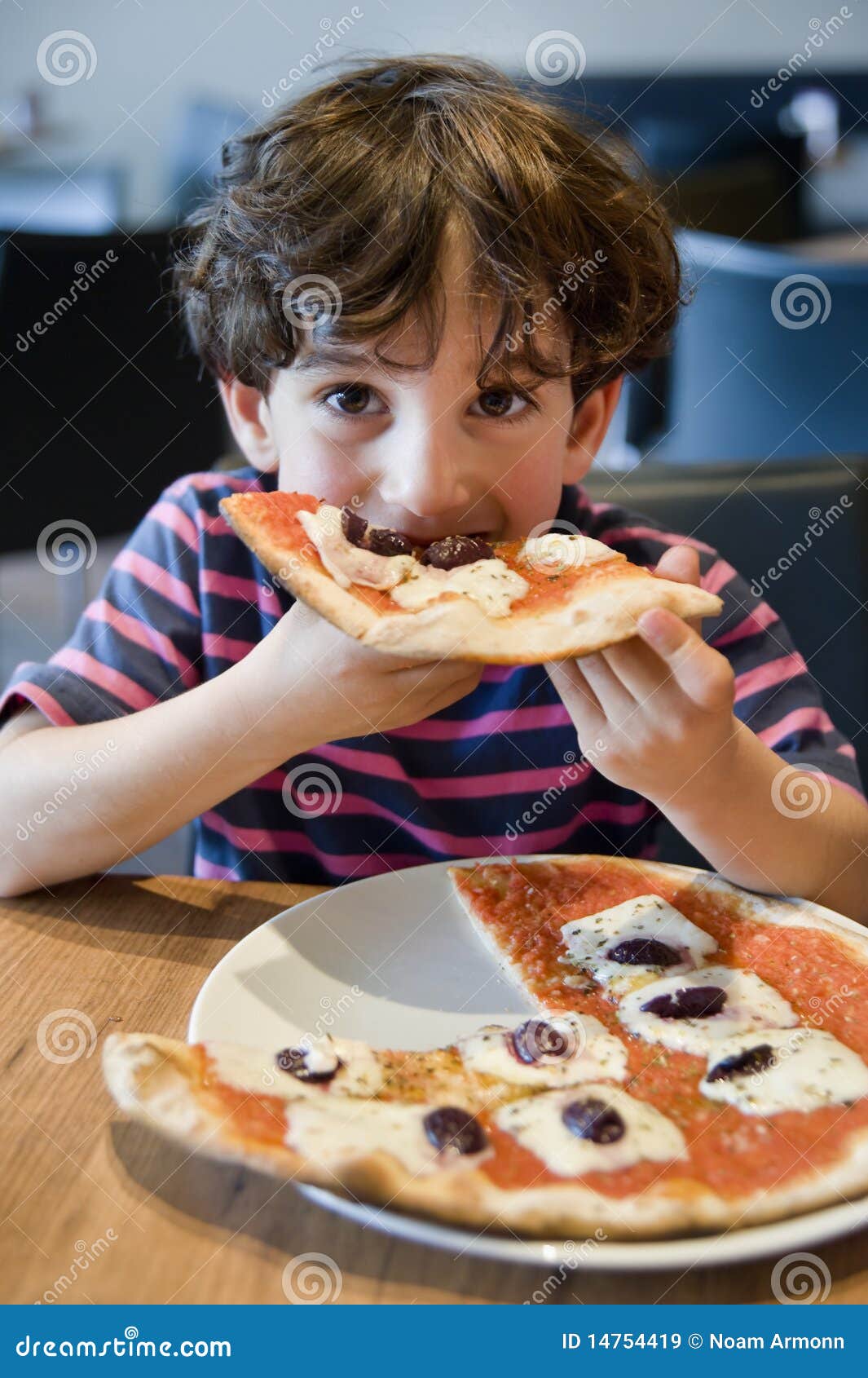 Niño que come la pizza imagen de archivo. Imagen de cierre - 14754419