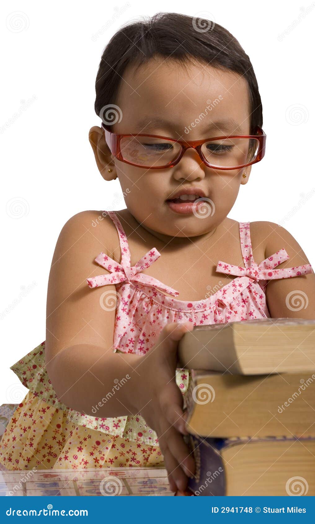 Niño que empila los libros foto de archivo. Imagen de interesante - 2941748