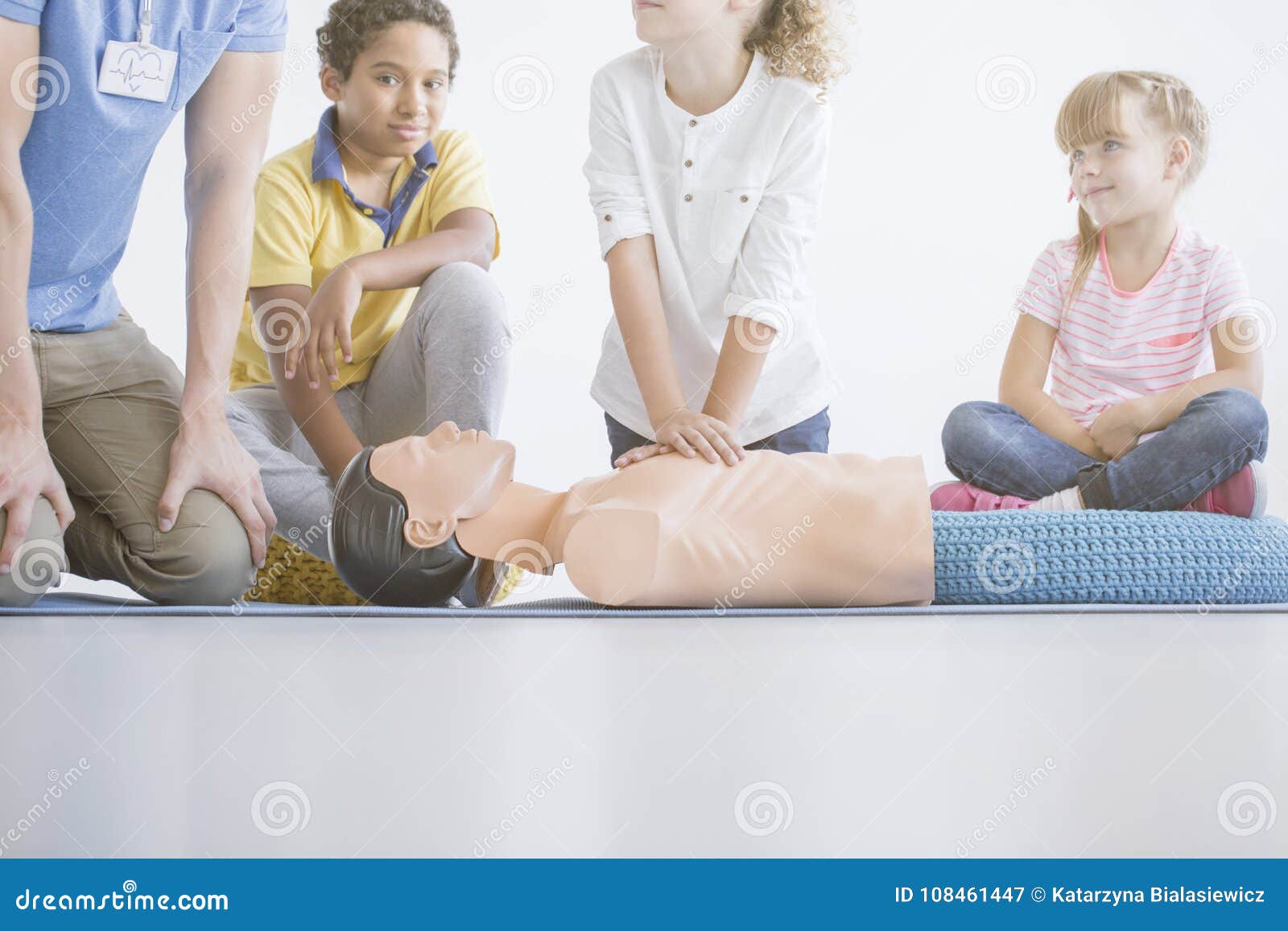 Niño que realiza el cpr imagen de archivo. Imagen de kindergarten ...