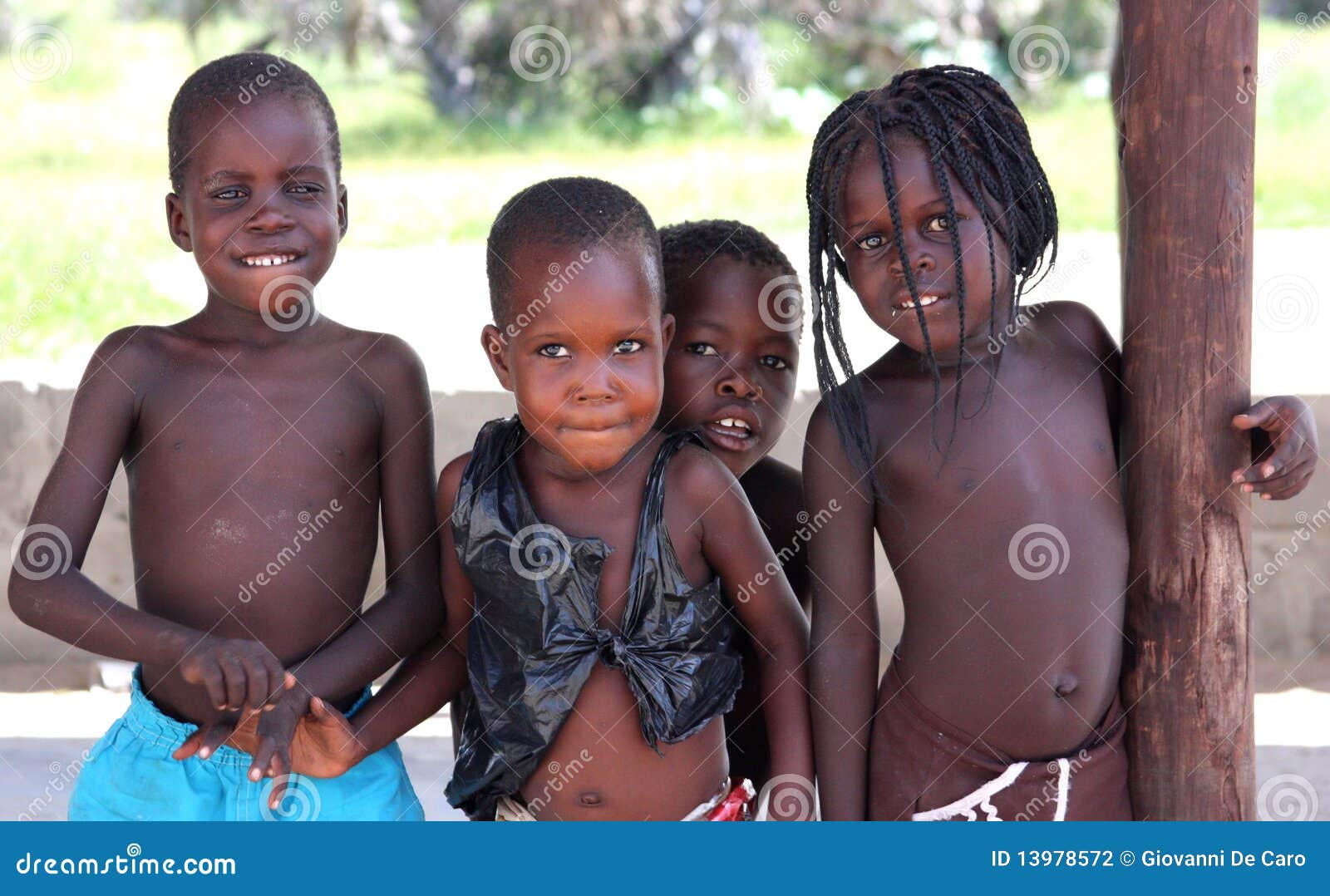 Niños africanos fotografía editorial. Imagen de tercer - 13978572