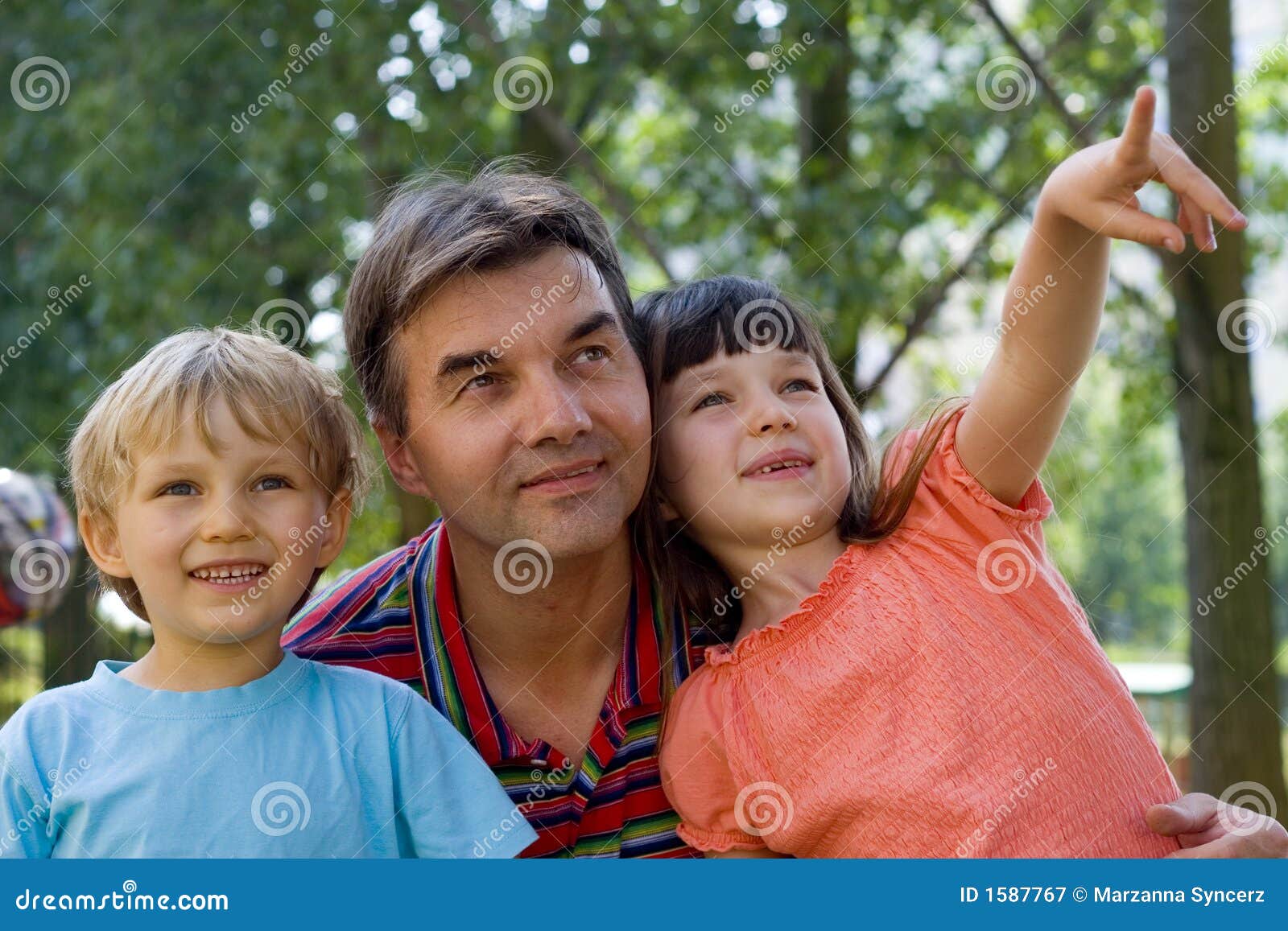 Niños con su tío imagen de archivo. Imagen de feliz, hembra - 1587767
